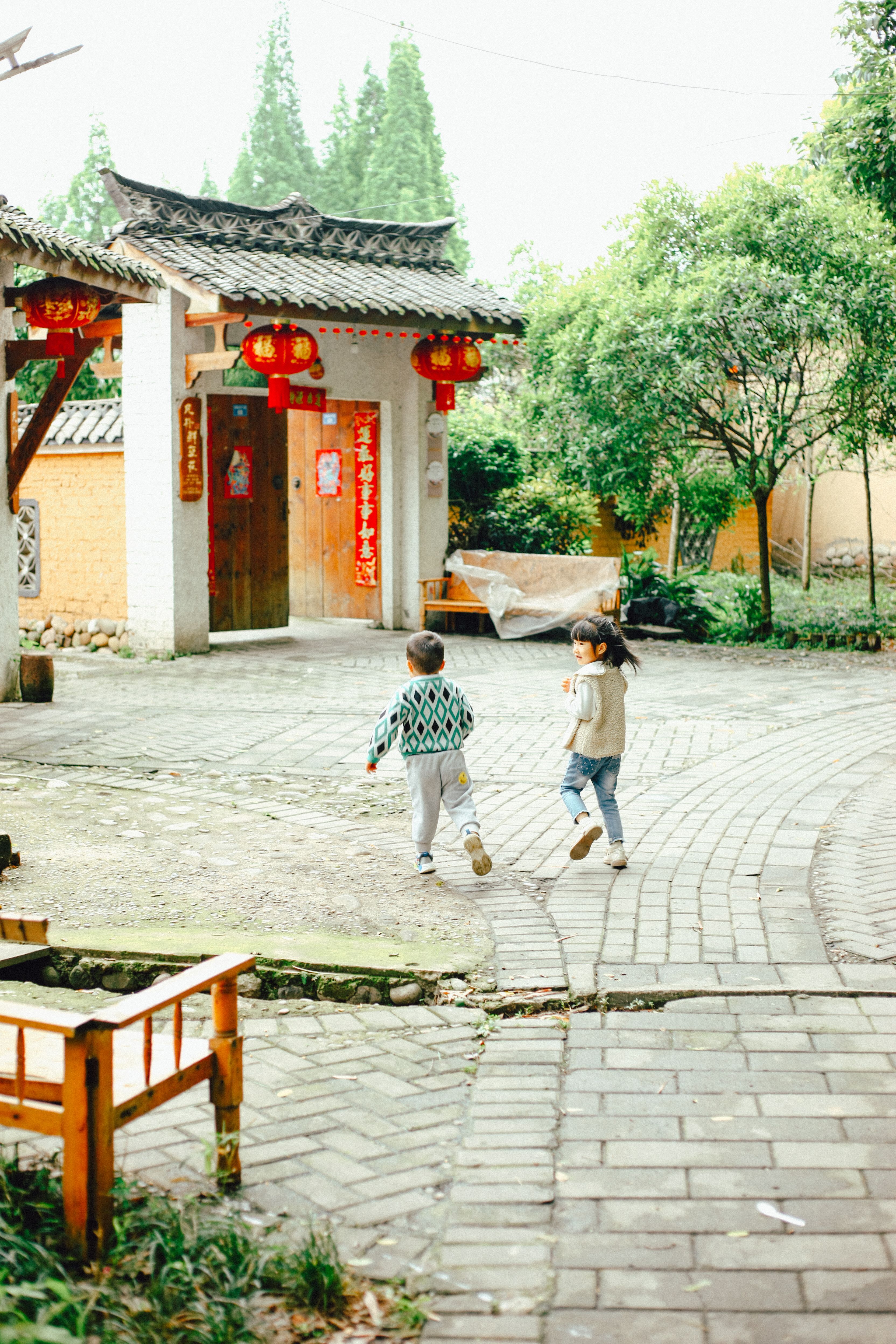 Children Running towards Building Entrance · Free Stock Photo