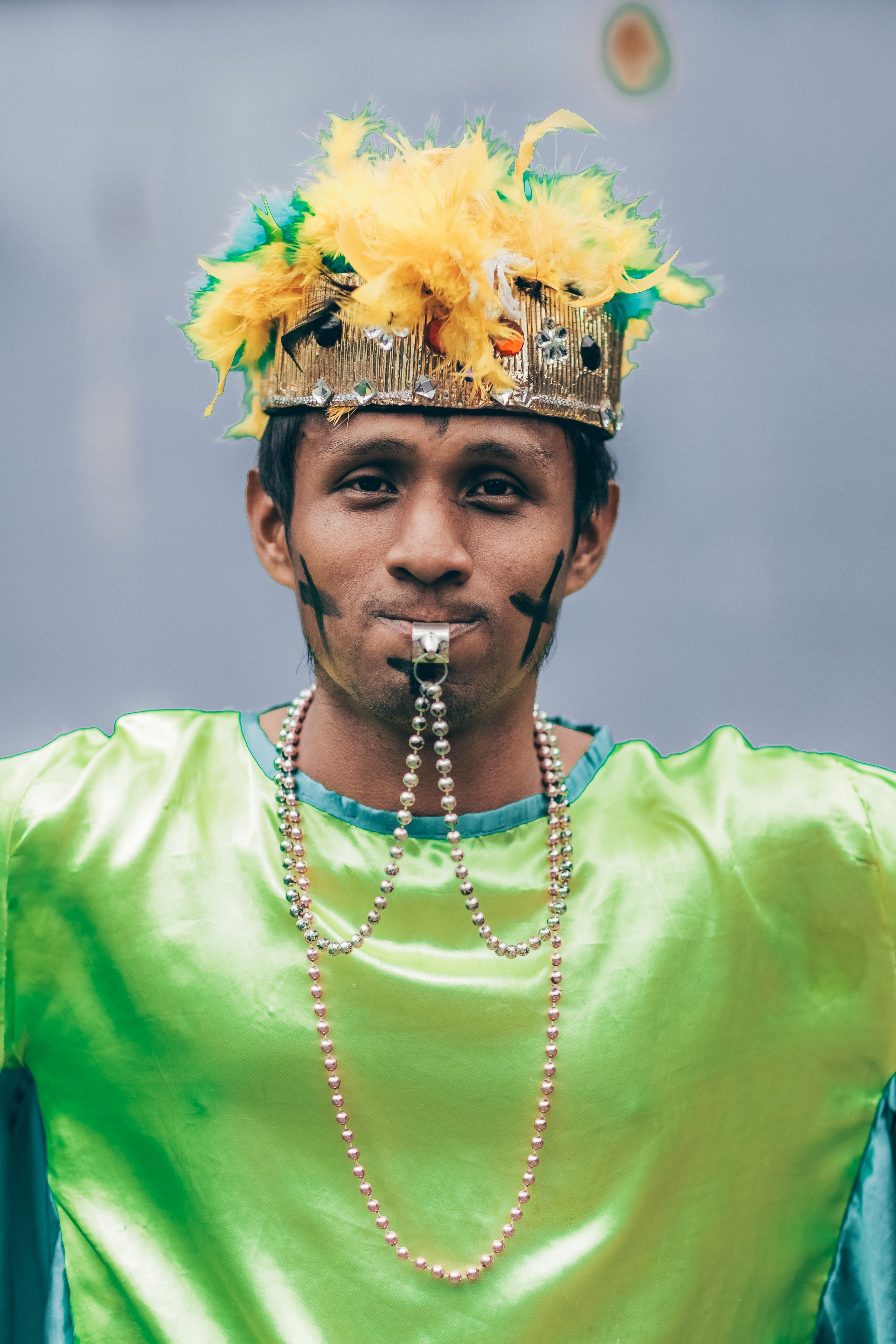 Hombre Vestido Con Tocado Con Silbato En La Boca · Foto de stock gratuita