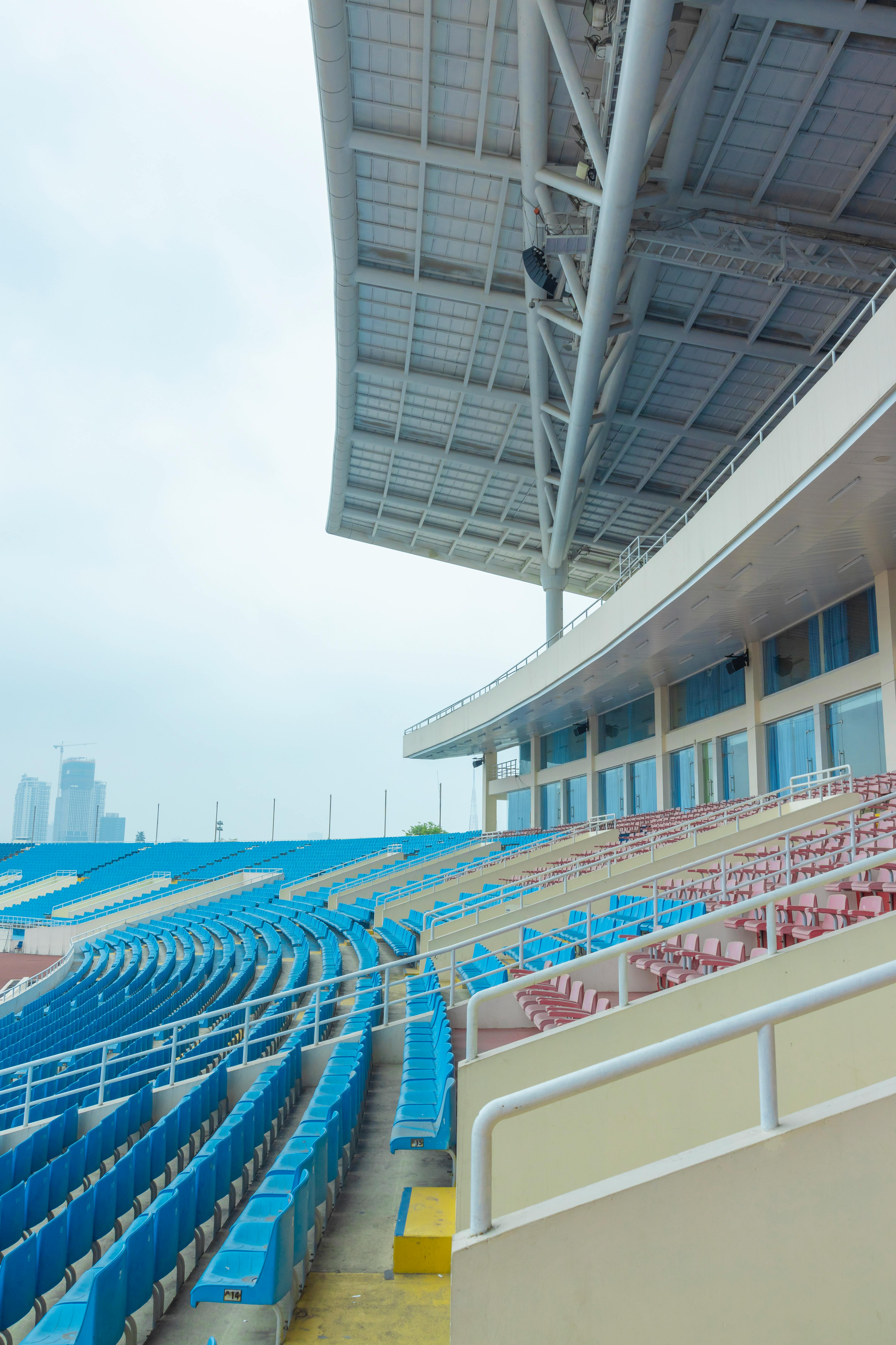 Modern runner stadium with empty seats · Free Stock Photo