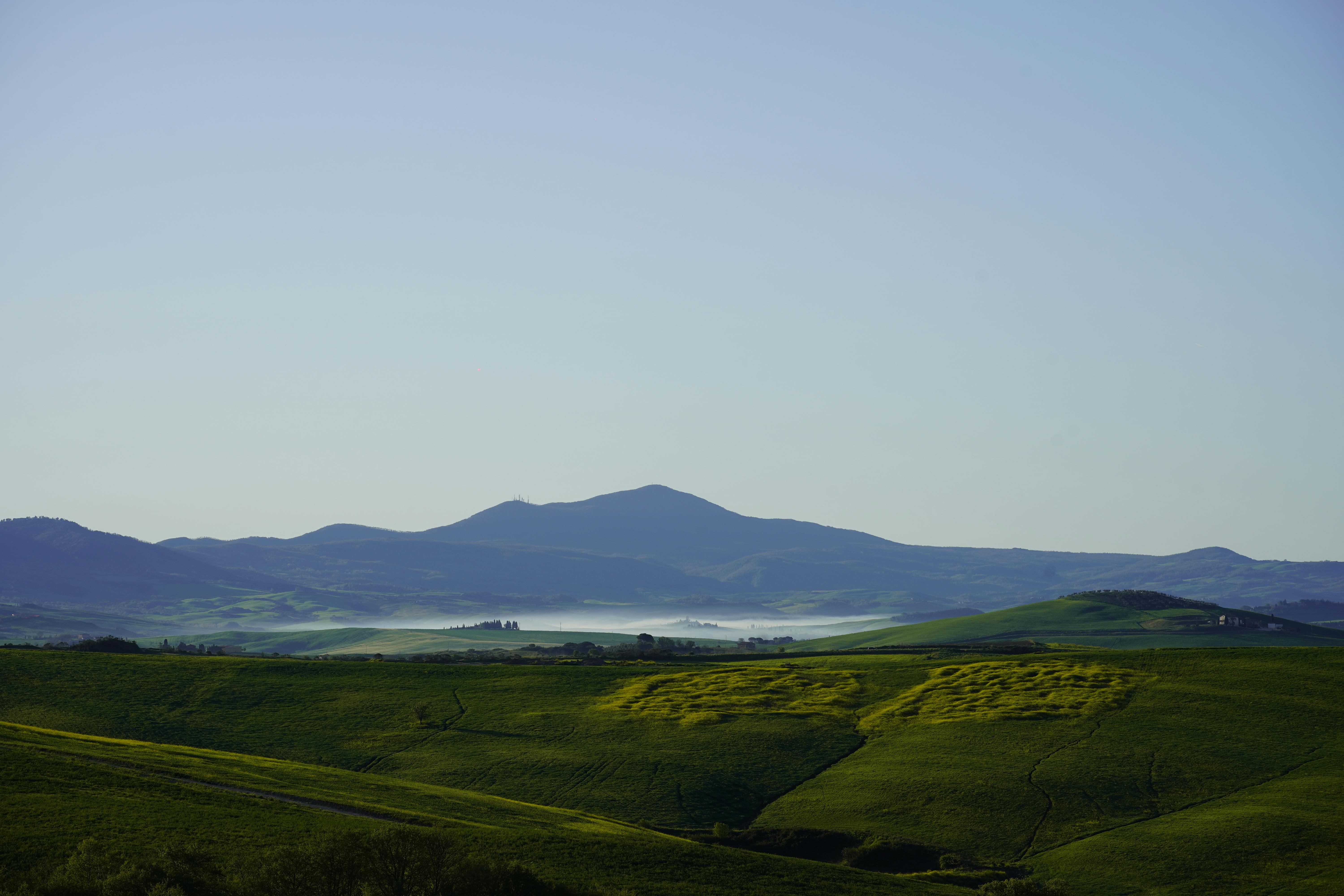 A view of the rolling hills and mountains · Free Stock Photo