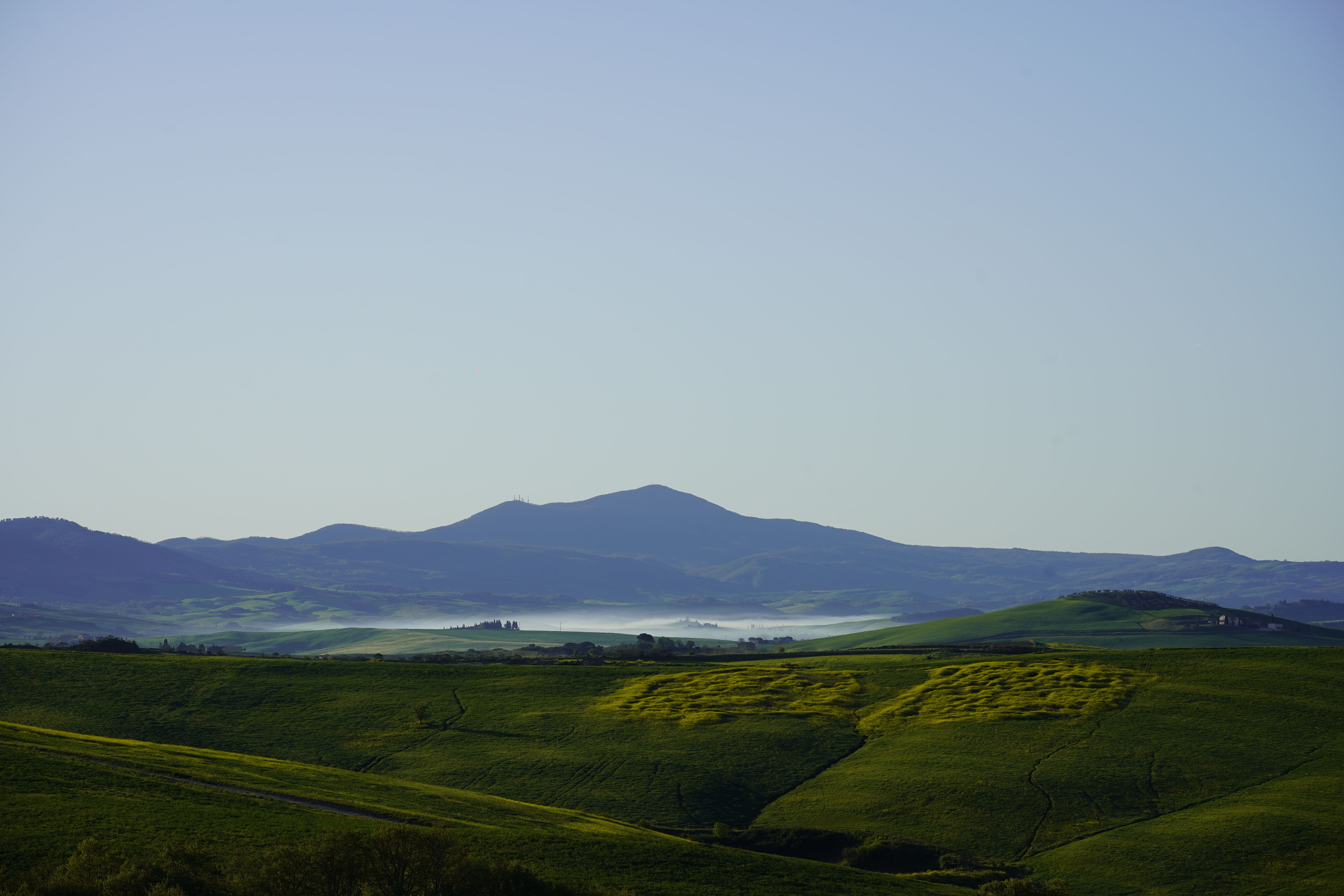 A view of the rolling hills and mountains · Free Stock Photo