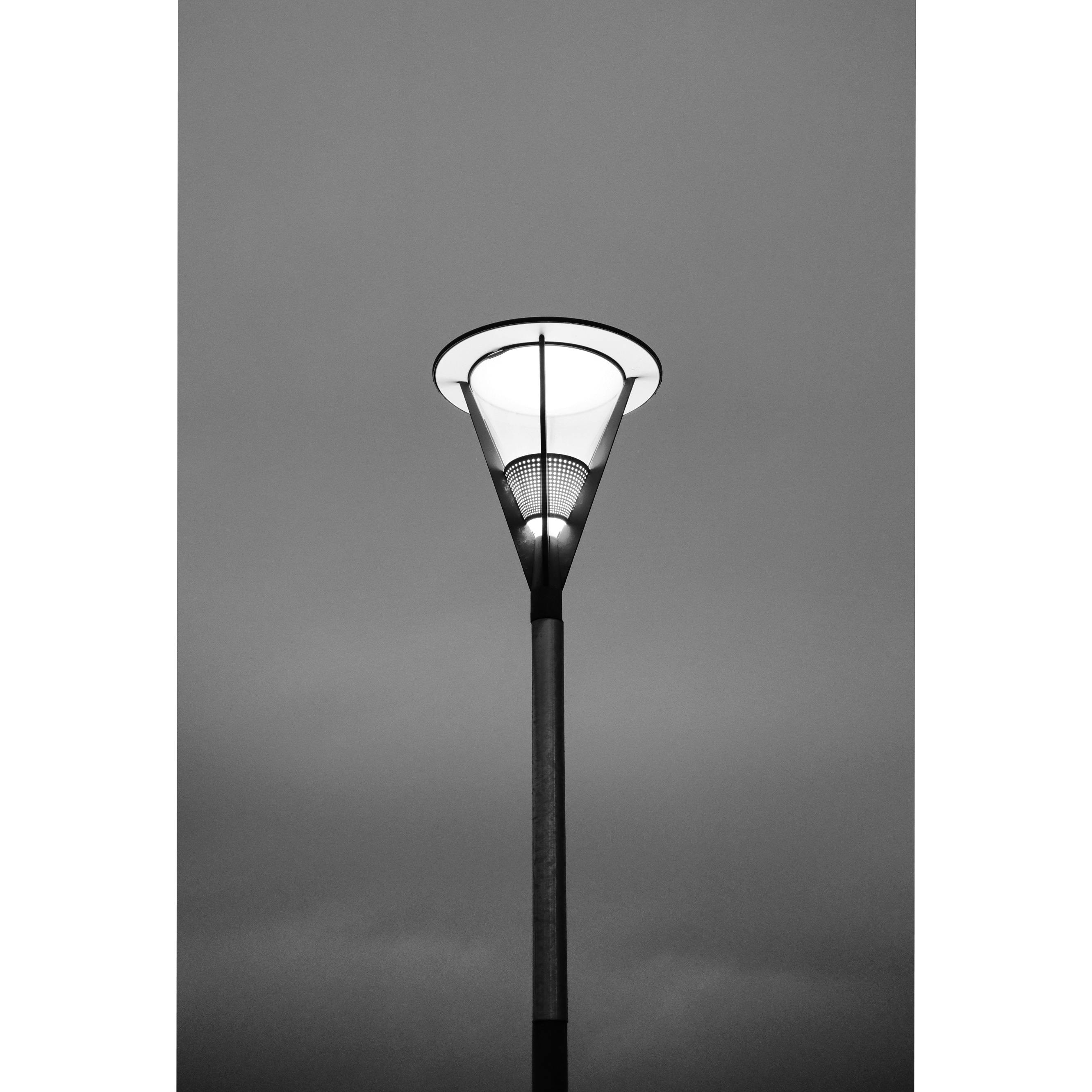 Illuminating Street Lights with Rays · Free Stock Photo