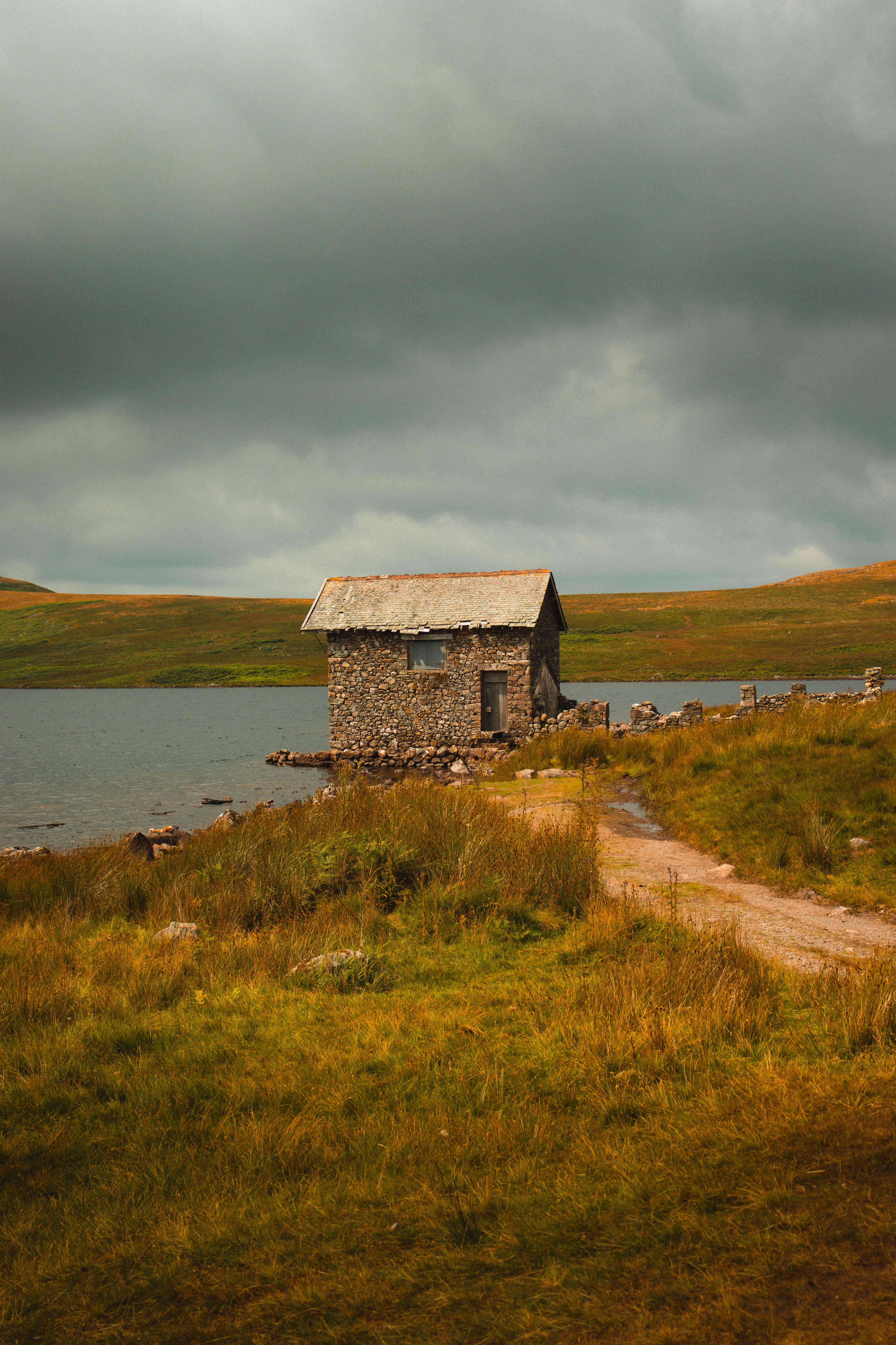 Stony Cottage by the Lake · Free Stock Photo