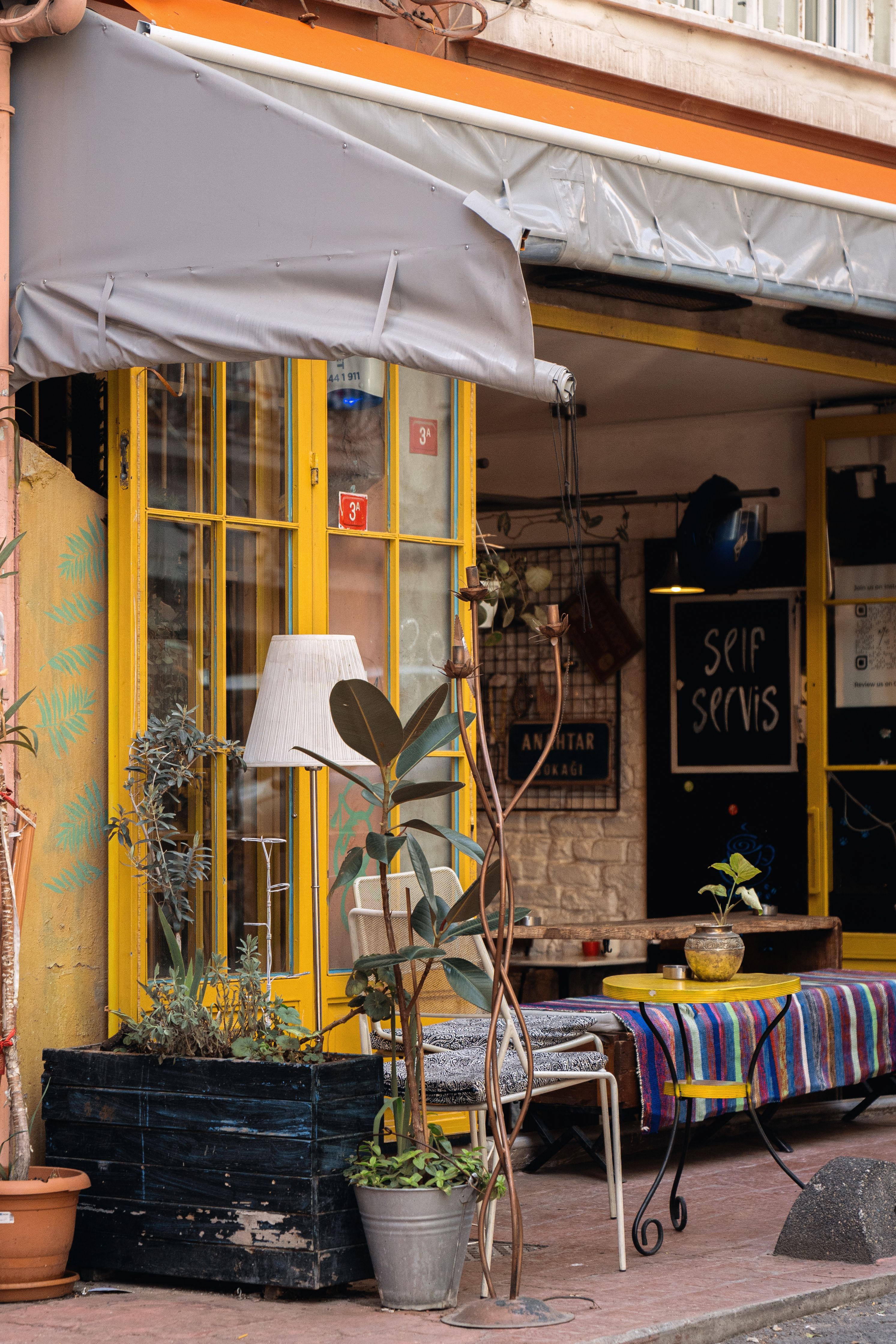 Open Cafe with with Seats on a Pavement · Free Stock Photo