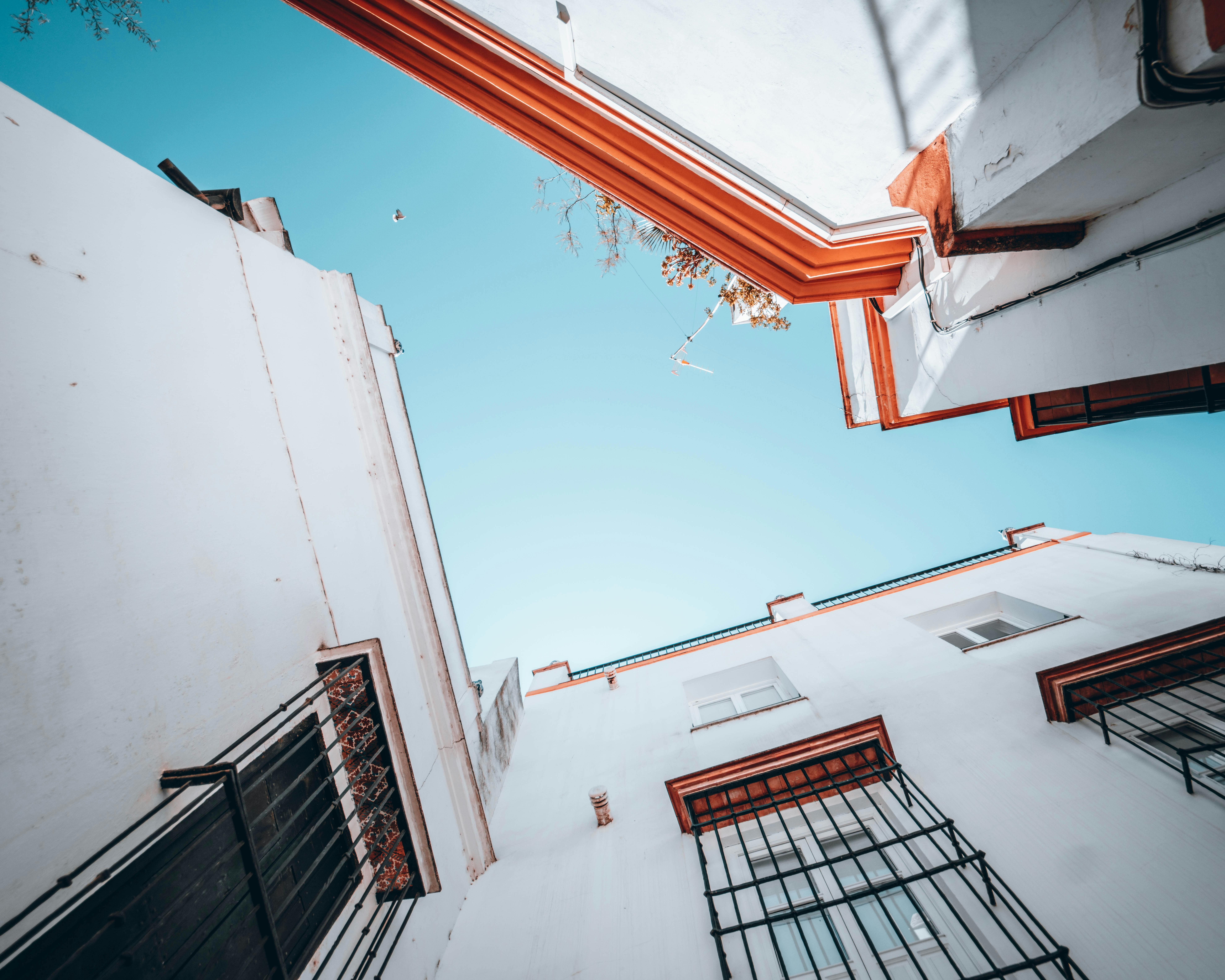 Sky in Alleyway · Free Stock Photo