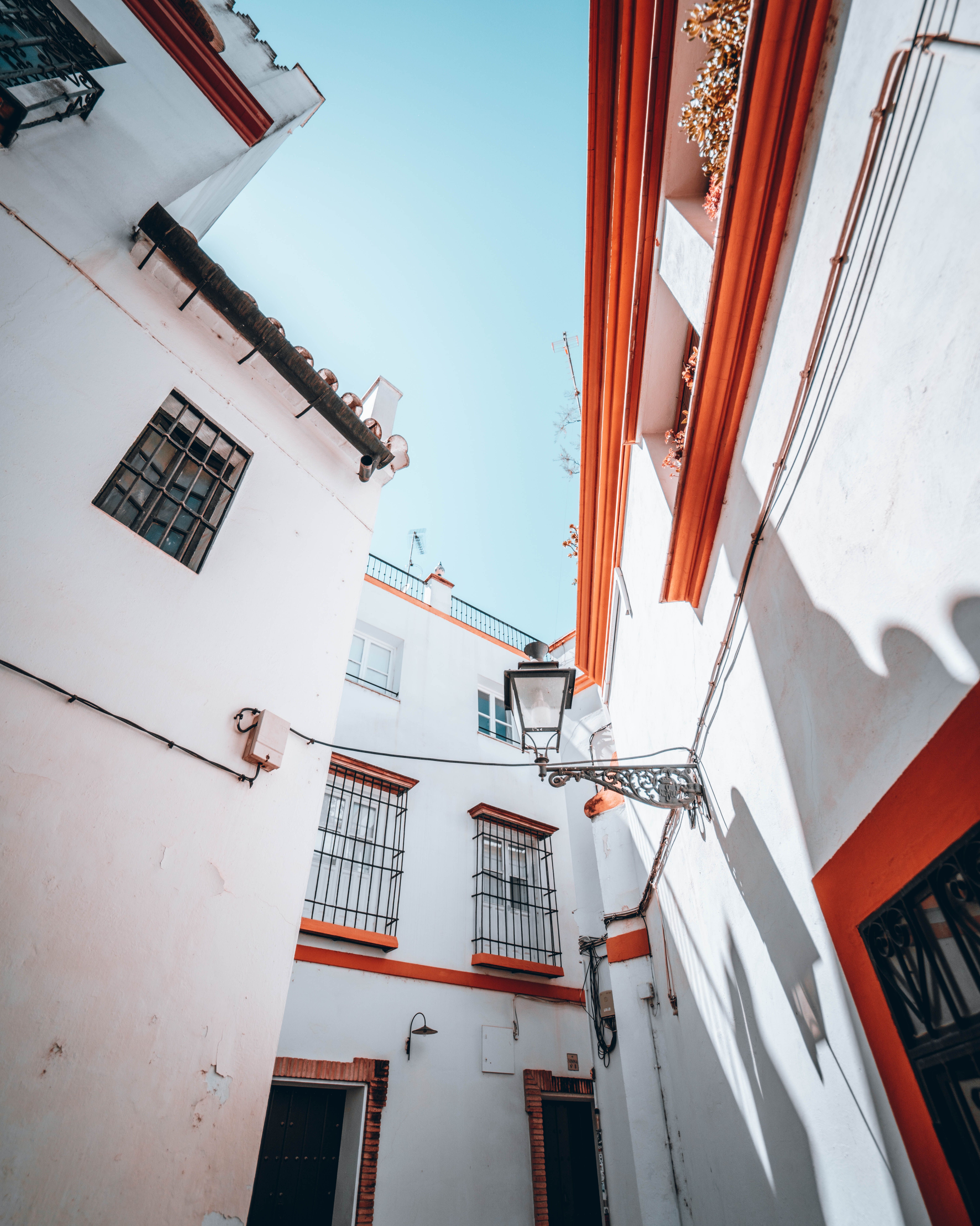 Alleyway in Town · Free Stock Photo