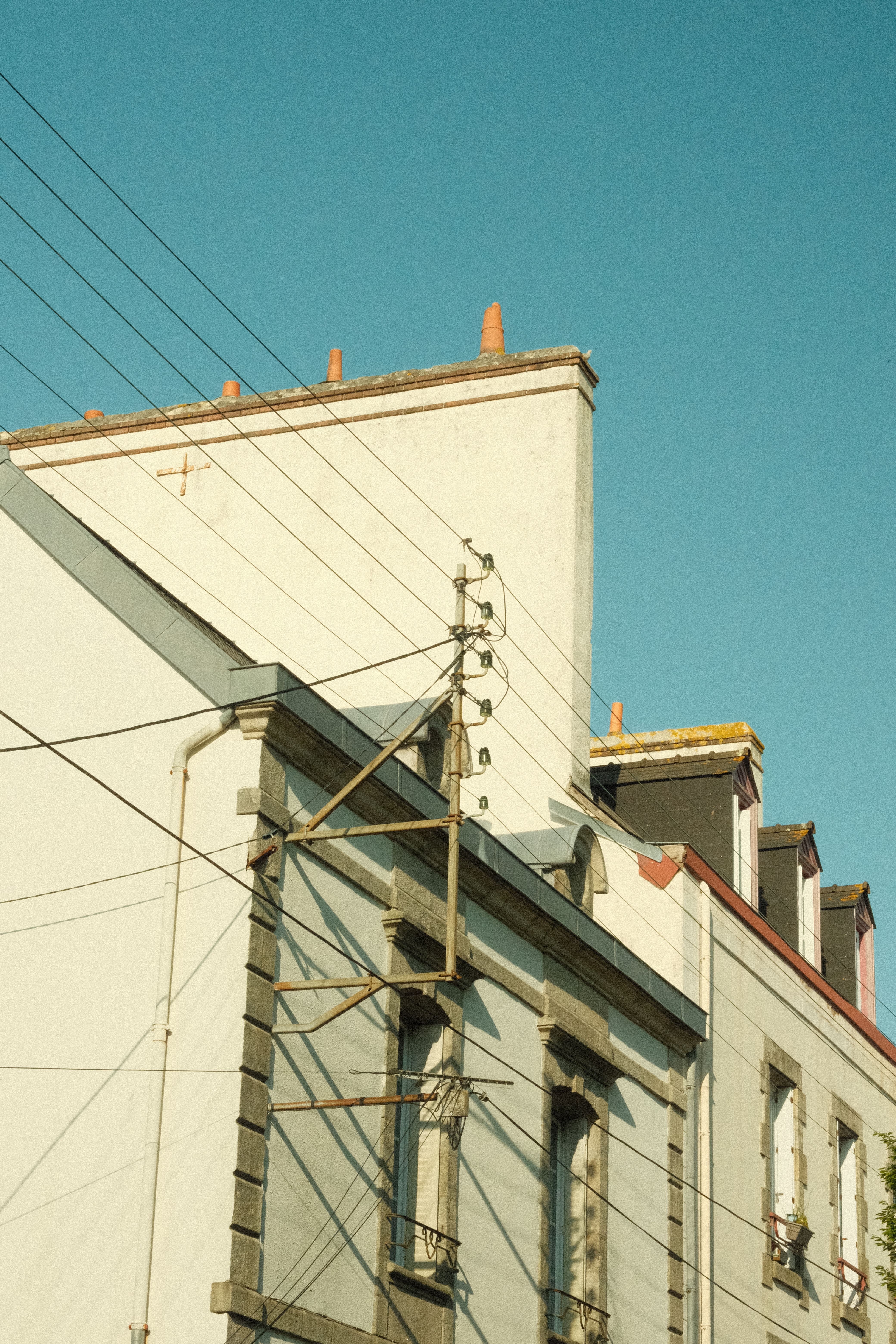 Power Lines and Sunlit Building behind · Free Stock Photo