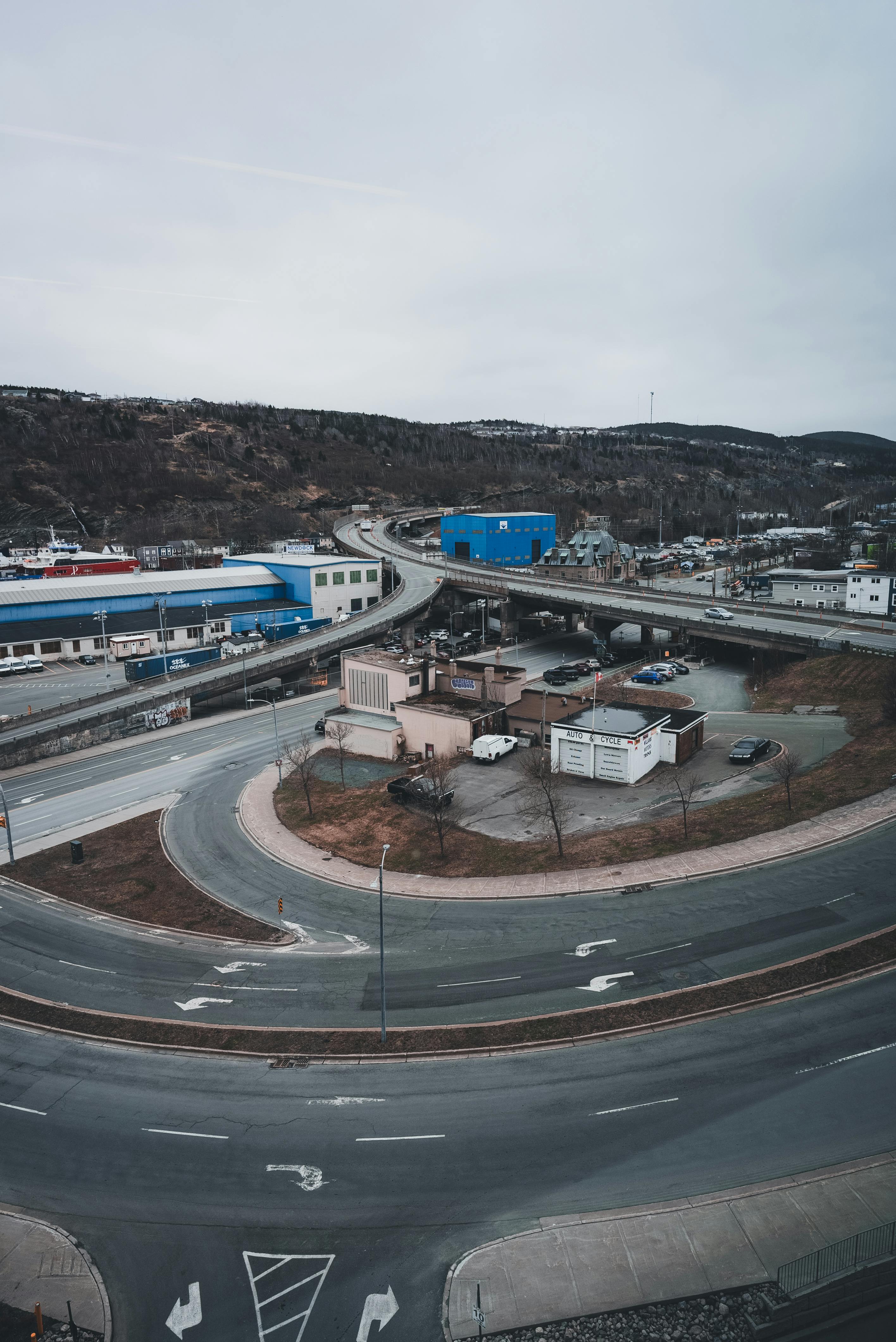 Road Markings on an Elevated Asphalt Road · Free Stock Photo