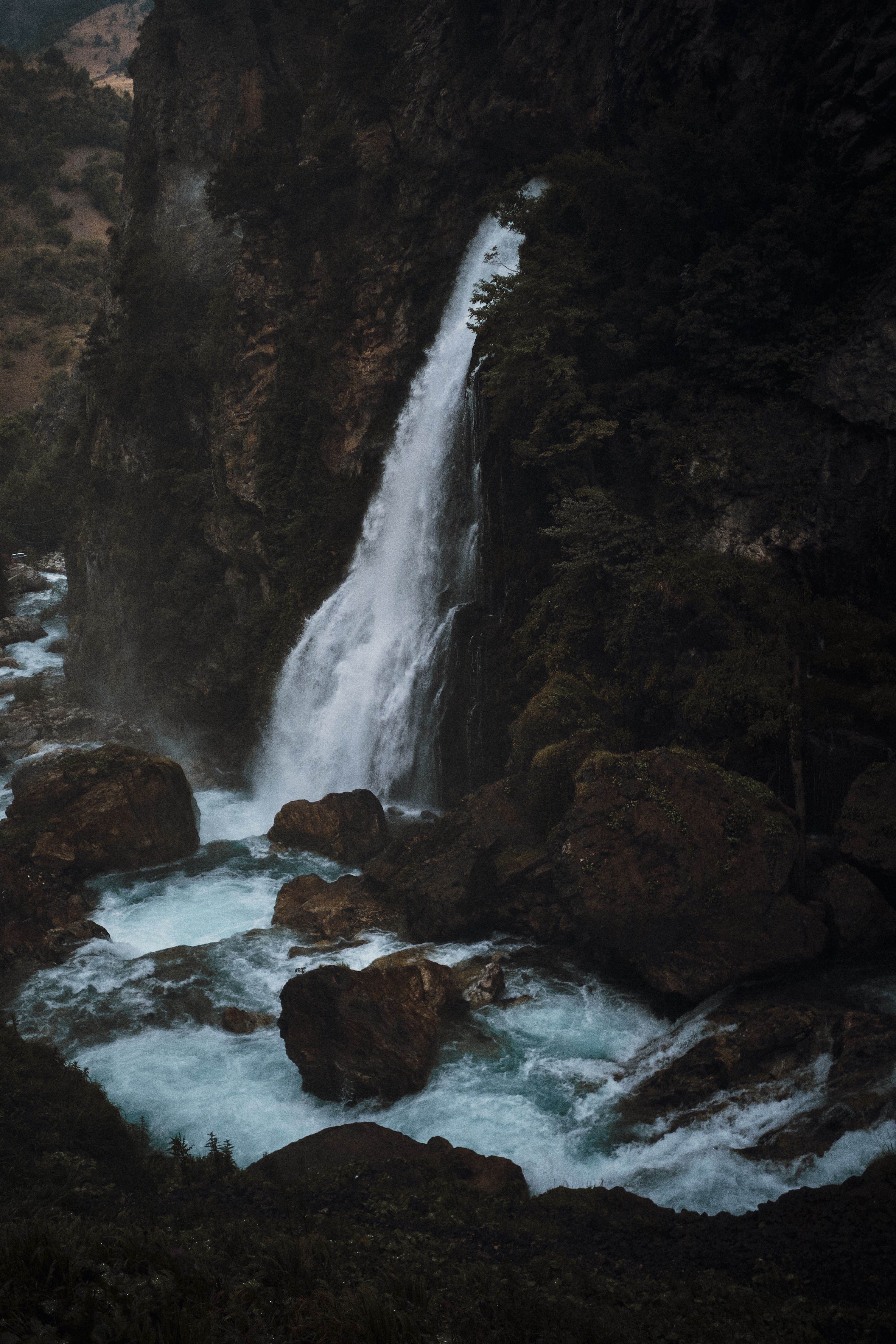 Giza Banta Cliff with Waterfalls on Rocky Mountainside · Free Stock Photo