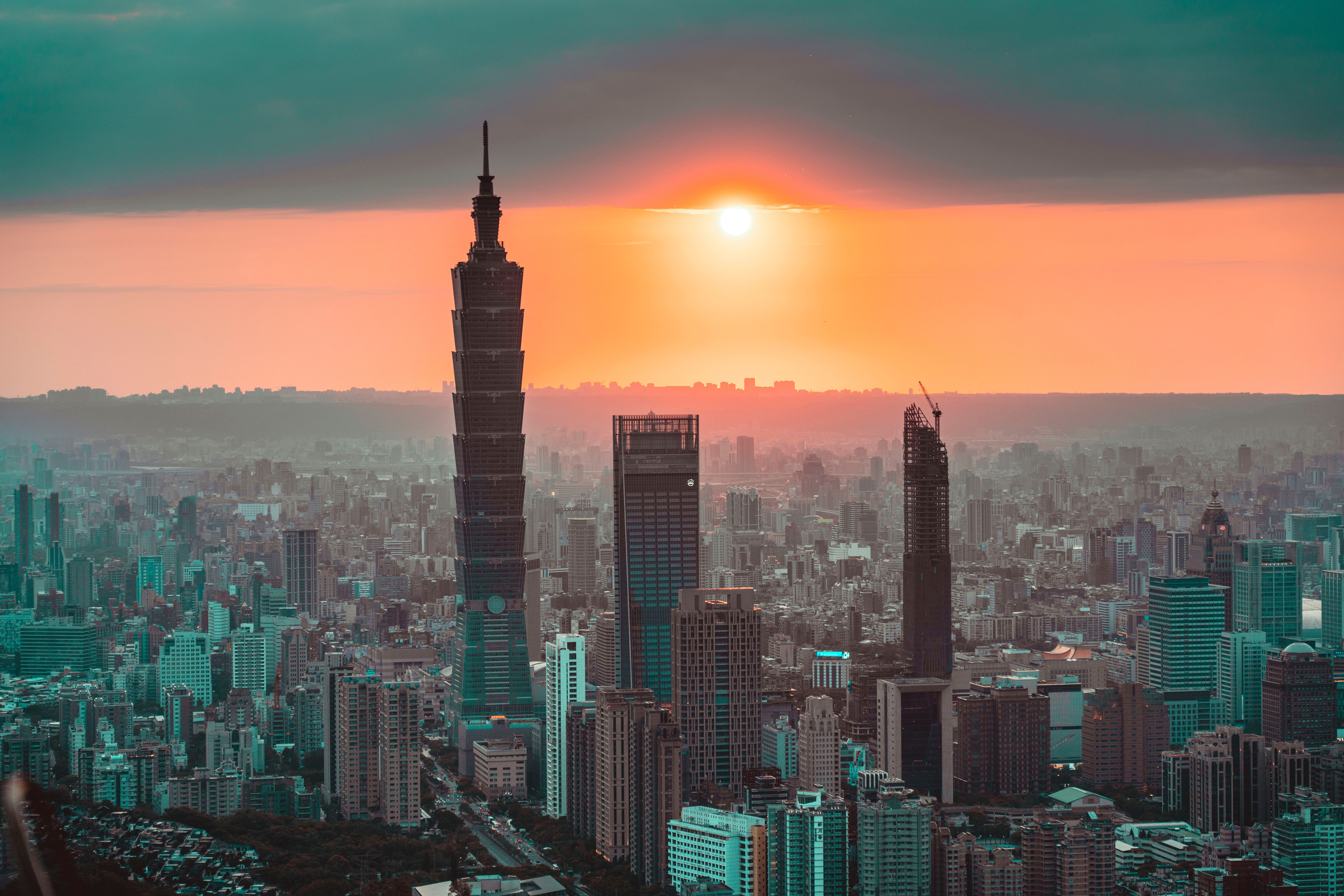 Taipei on Taiwan at Sunset · Free Stock Photo