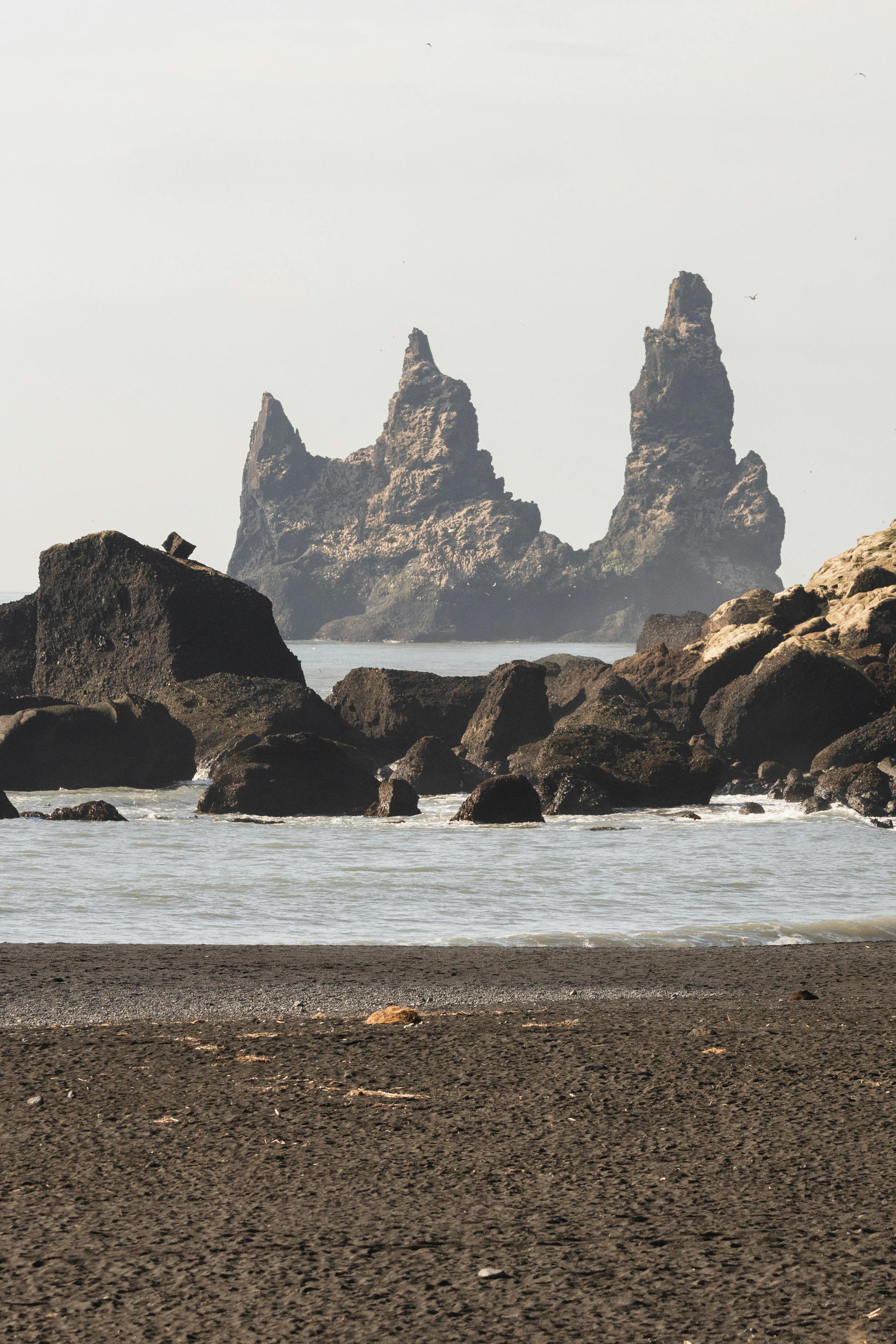 Playa Y Rocas En La Orilla Del Mar · Foto de stock gratuita