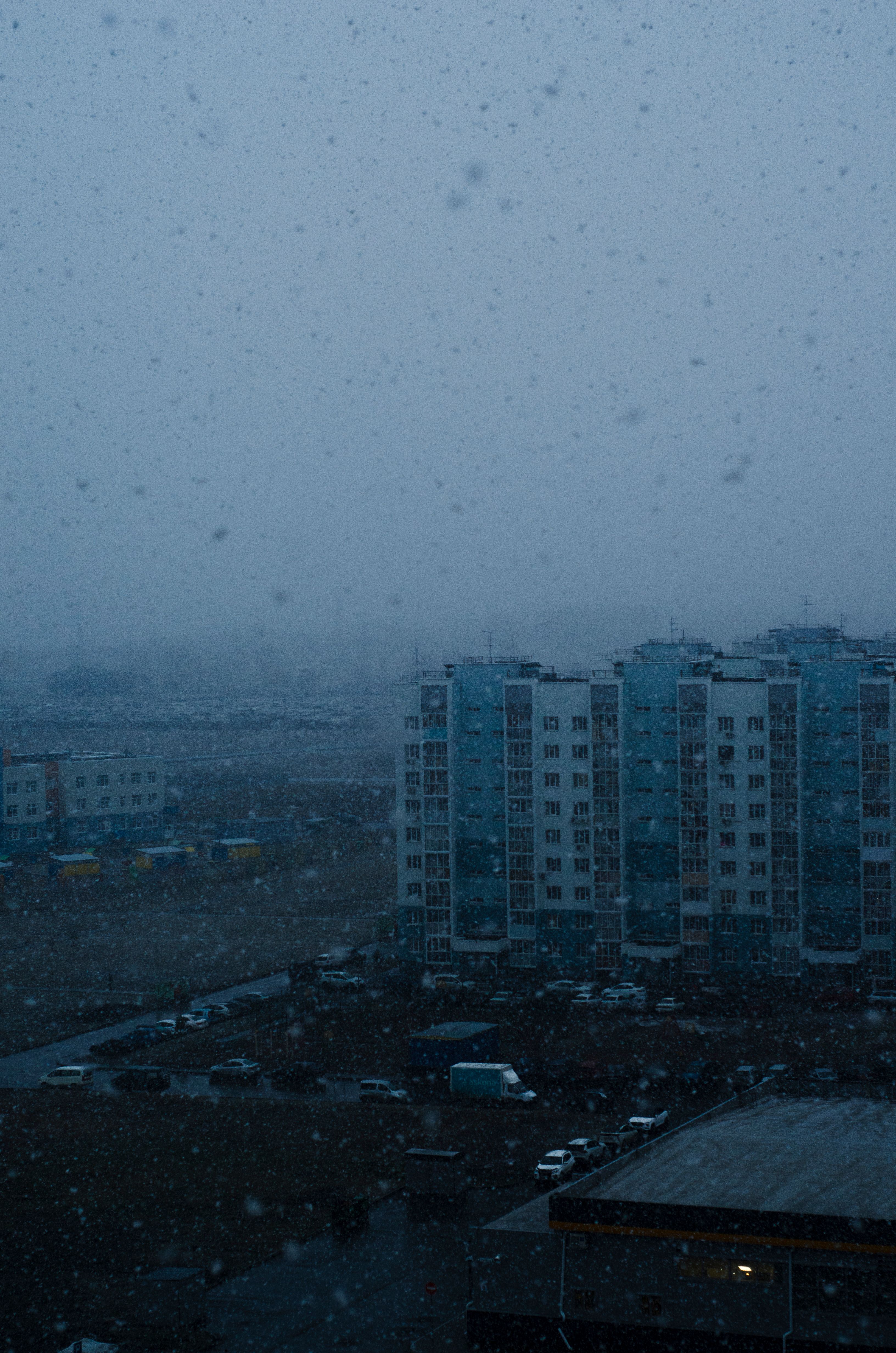 Buildings in City in Rain · Free Stock Photo
