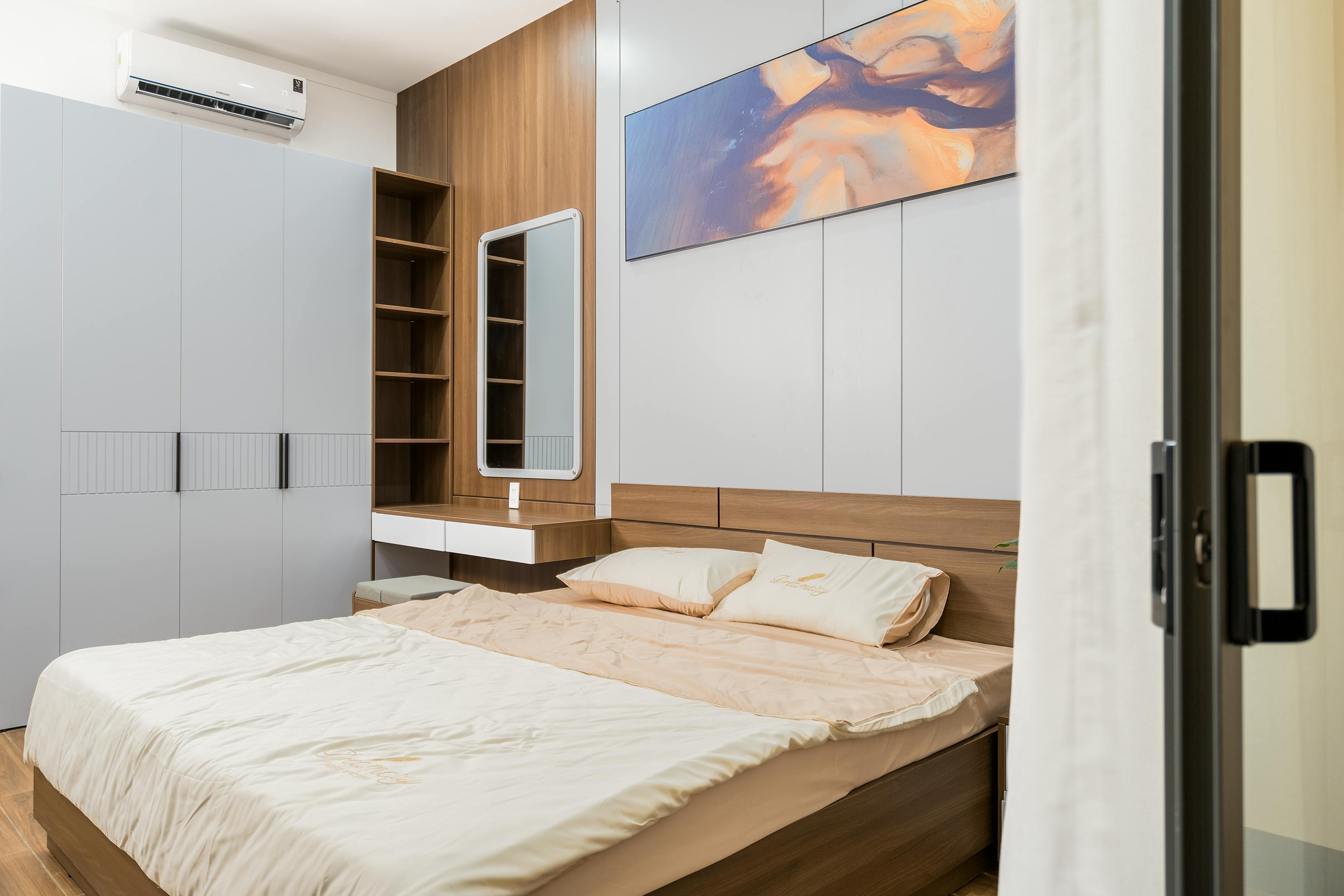 An Empty Room With a Bed · Free Stock Photo