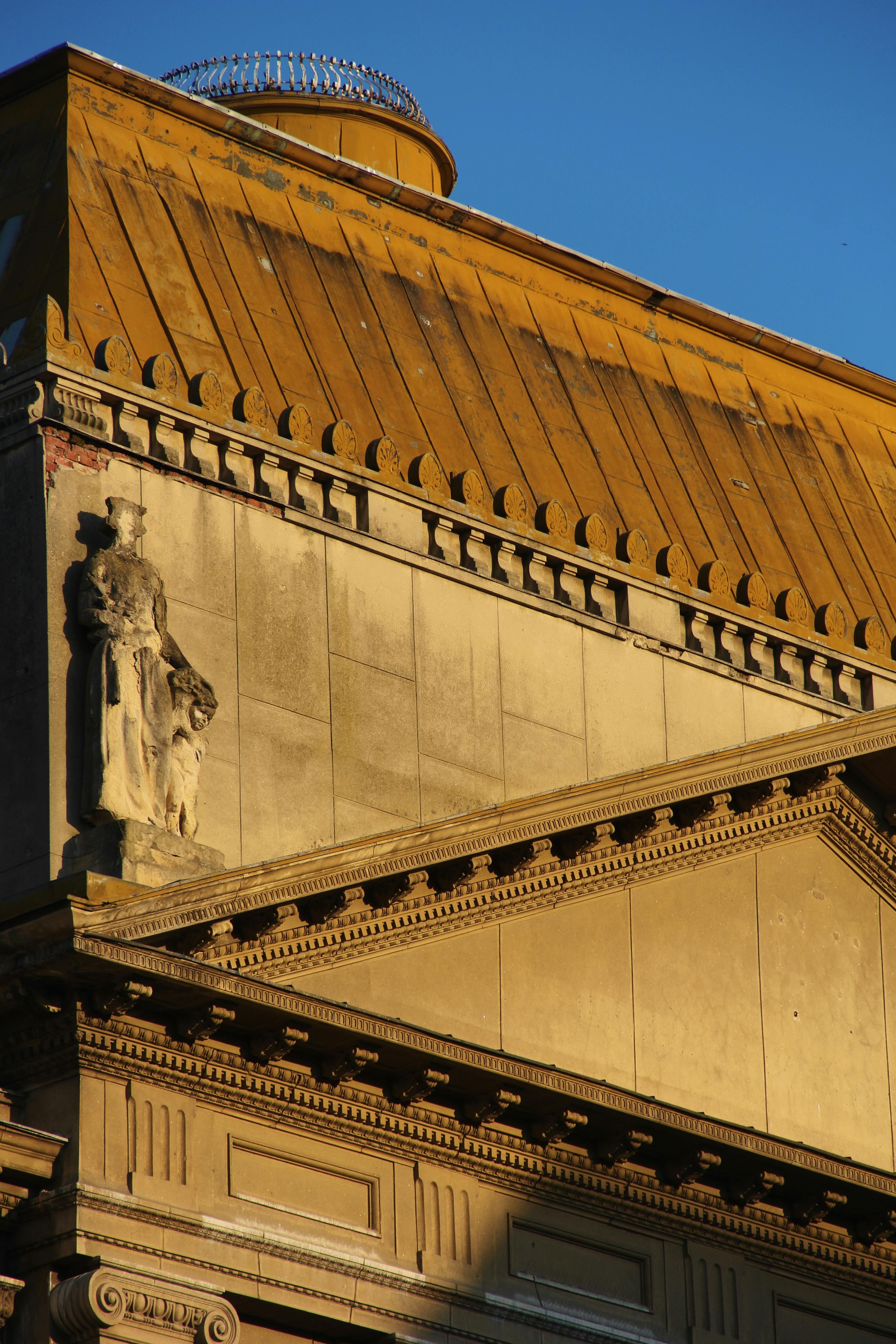 Neoclassical Facade with Tympanum · Free Stock Photo