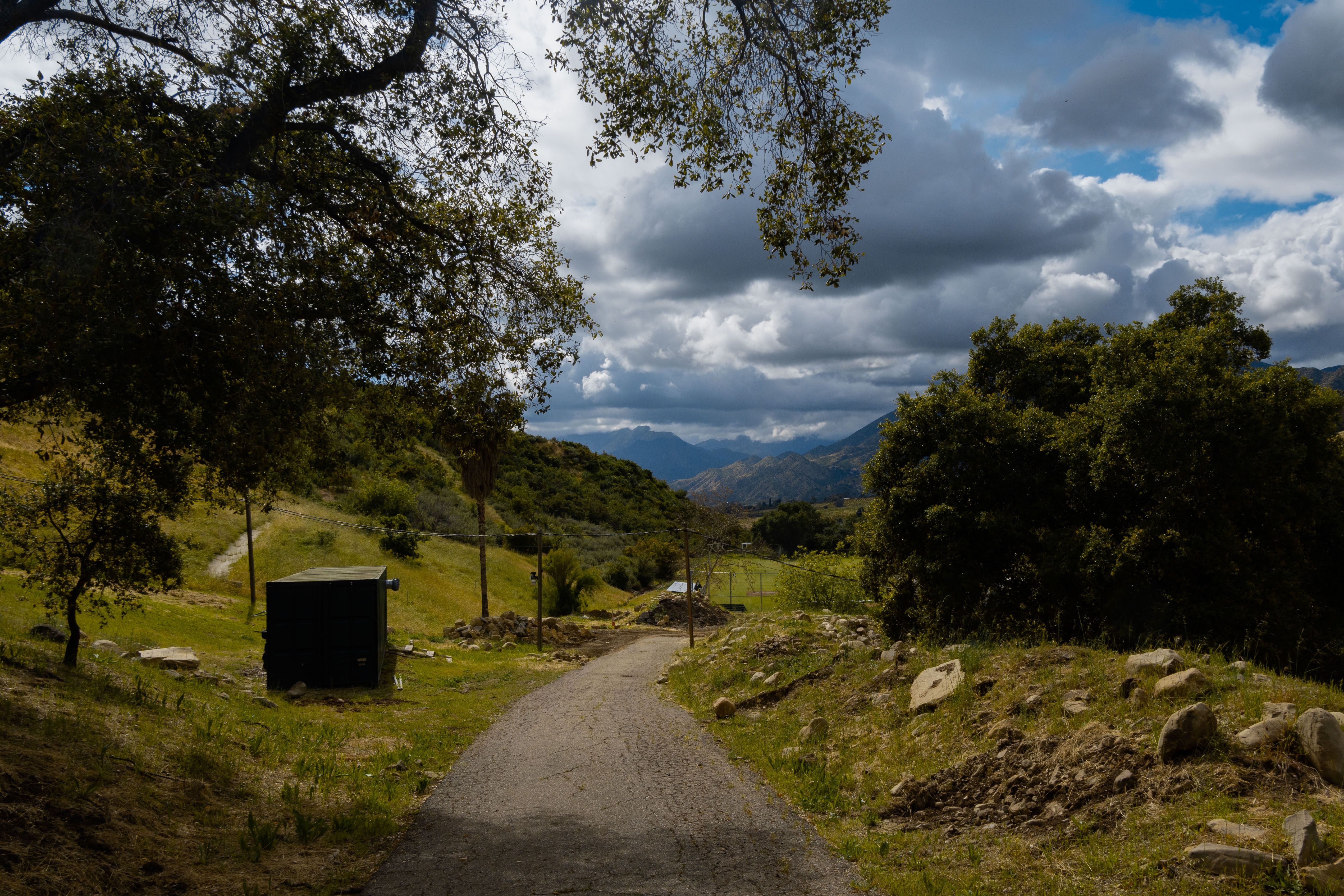 Scenic Pathway Through Italian Countryside Landscape · Free Stock Photo