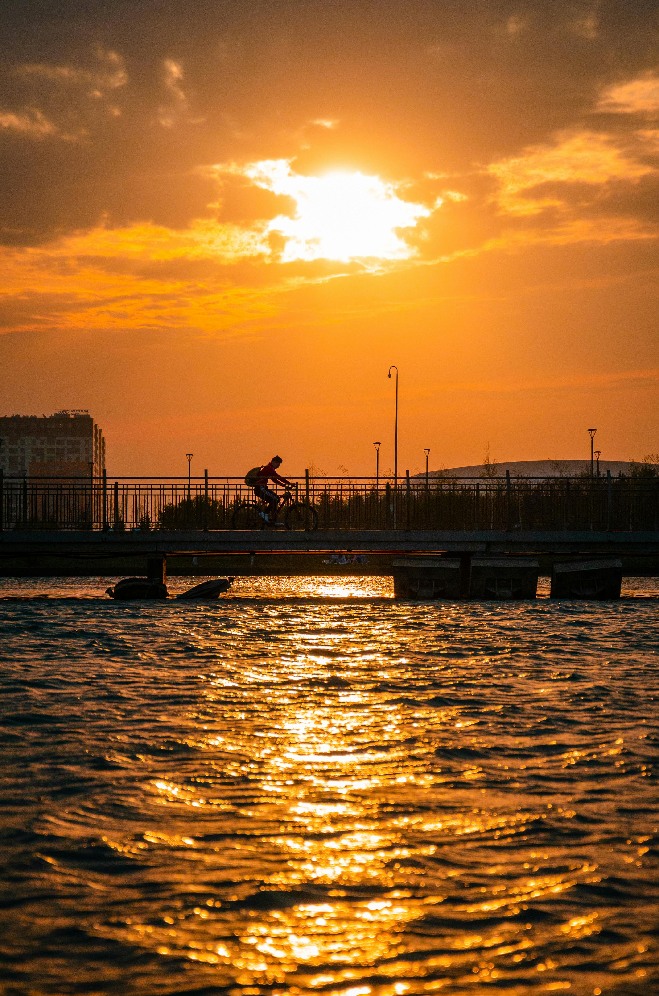 Langit Kuning Di Atas Sungai Dan Jembatan Saat Matahari Terbenam · Foto ...