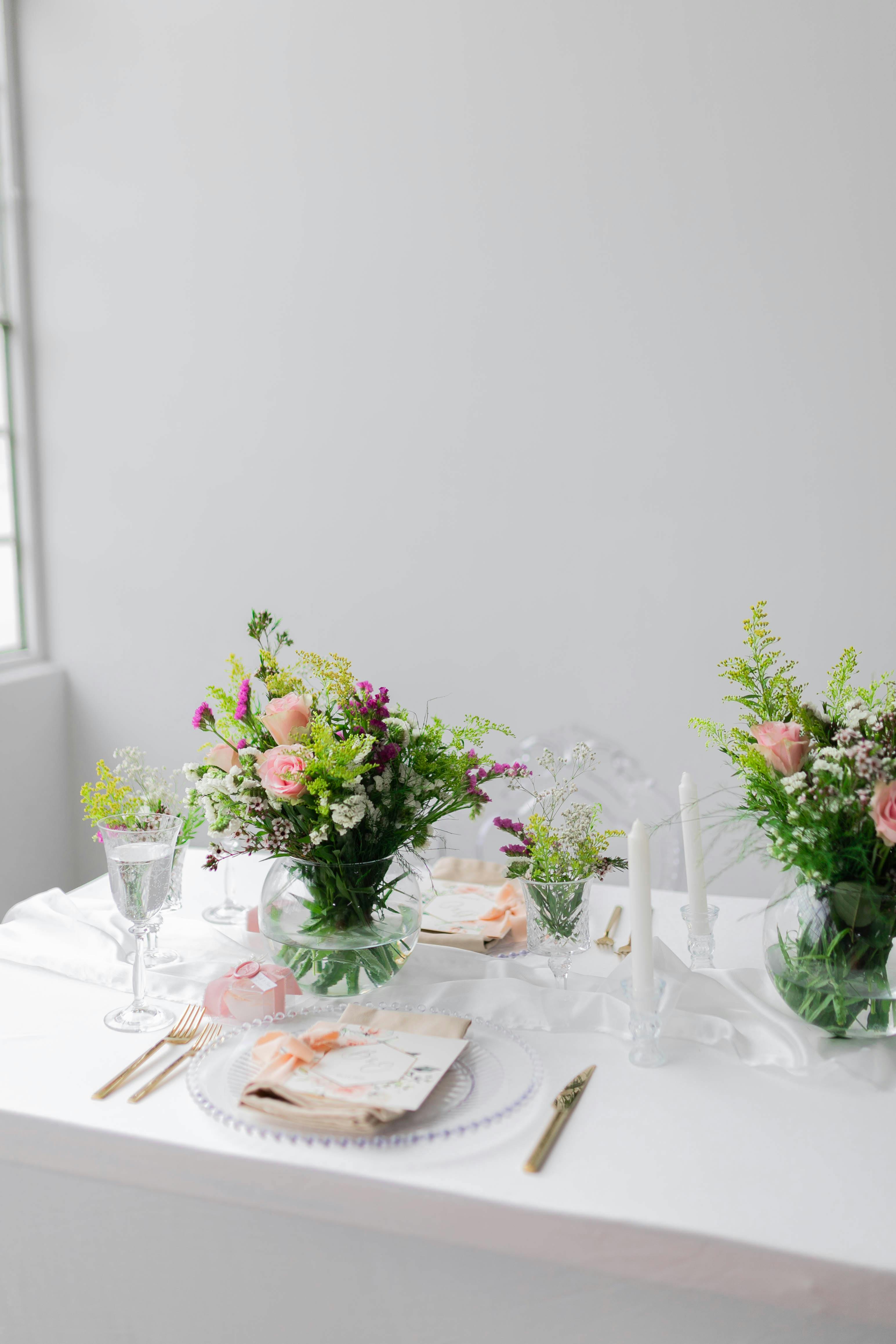 Foto de stock gratuita sobre ambiente interior, arreglo floral ...