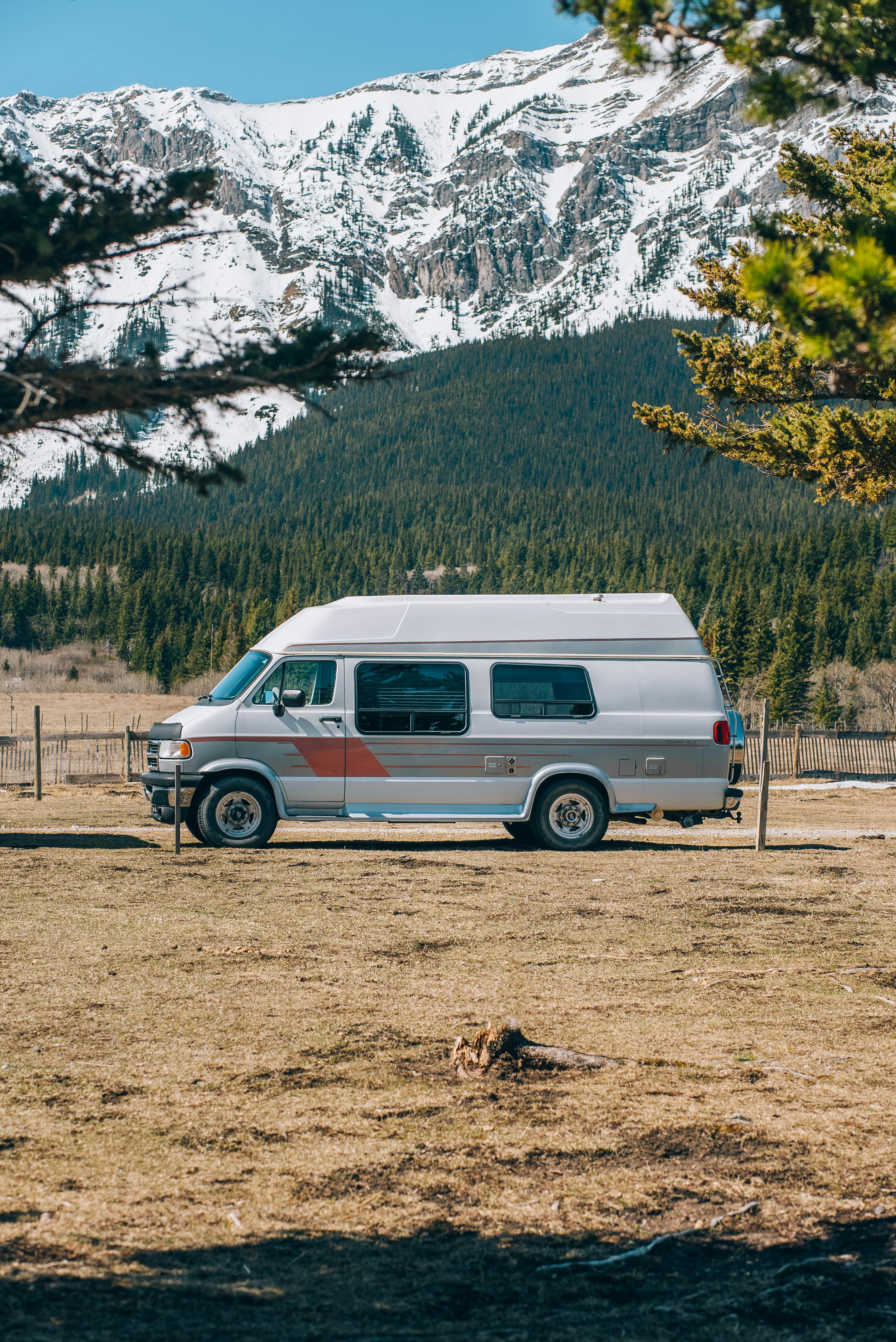 A Camper Van on the Countryside · Free Stock Photo