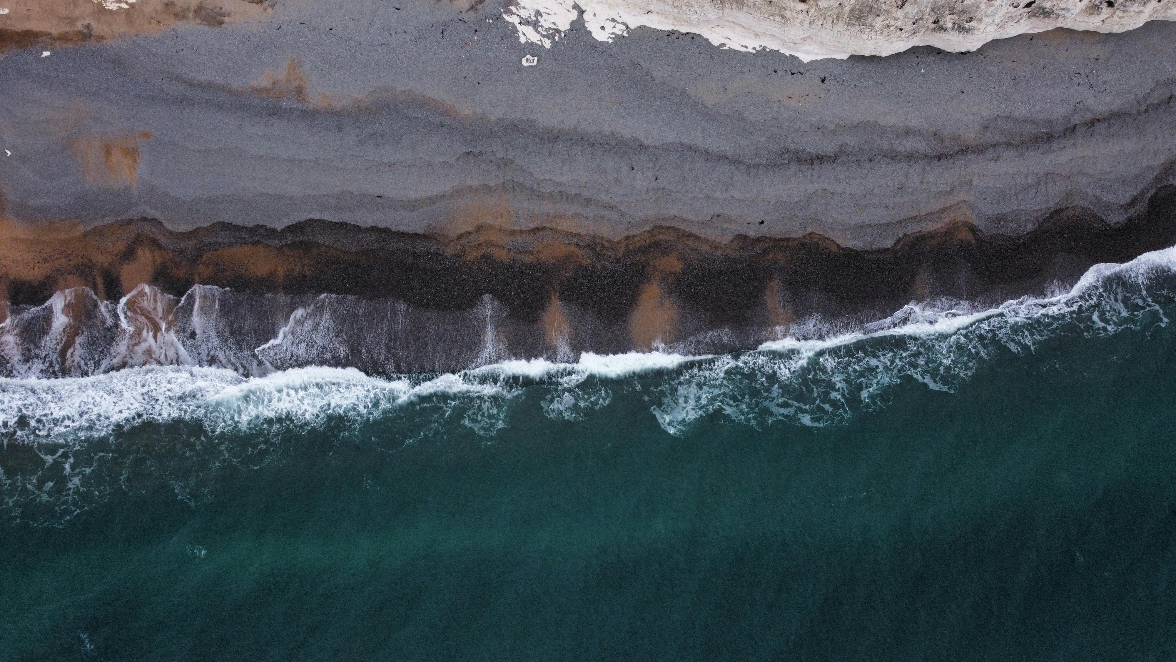 Top View of Waves Washing up the Beach · Free Stock Photo
