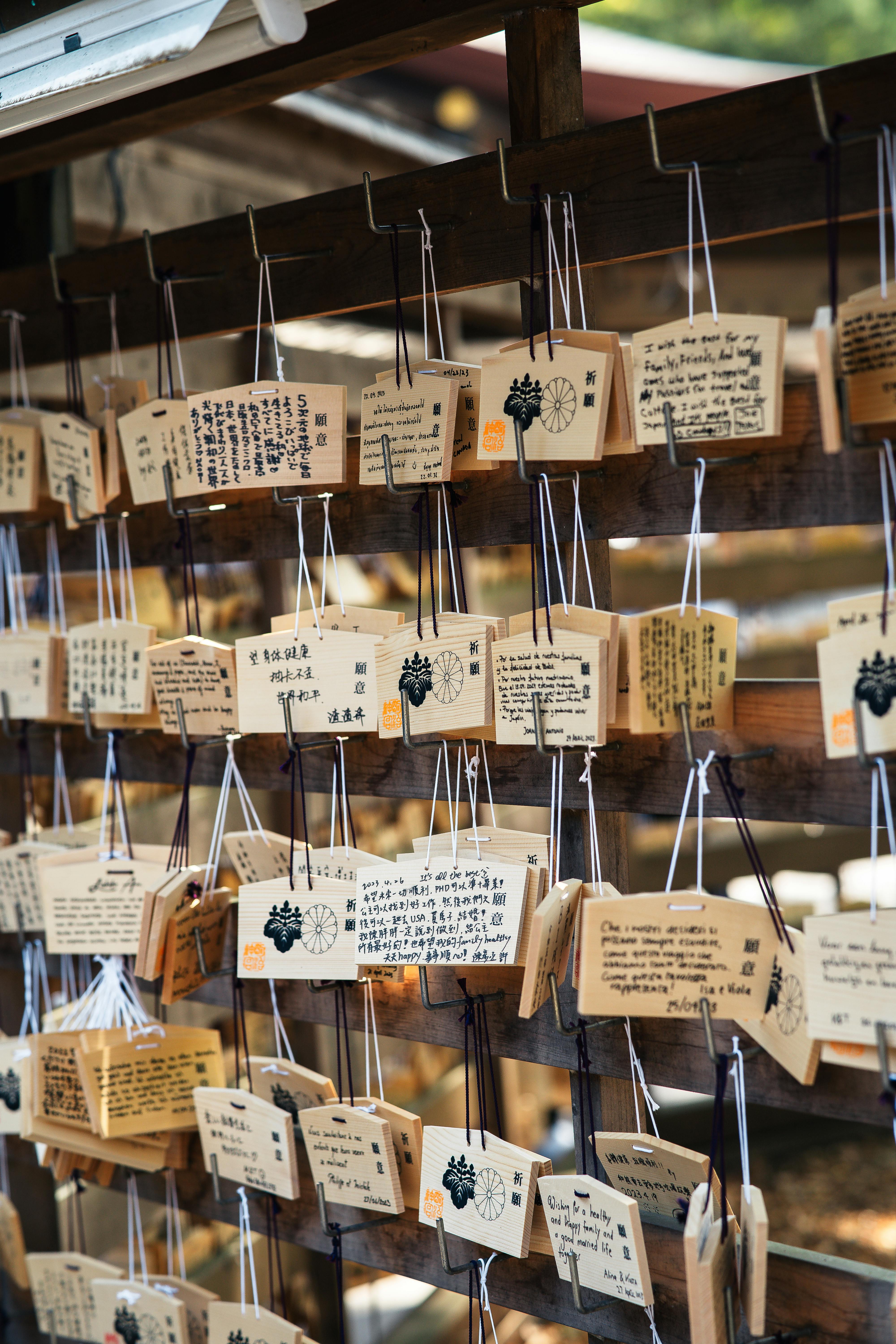A display of notes and cards on a wall · Free Stock Photo