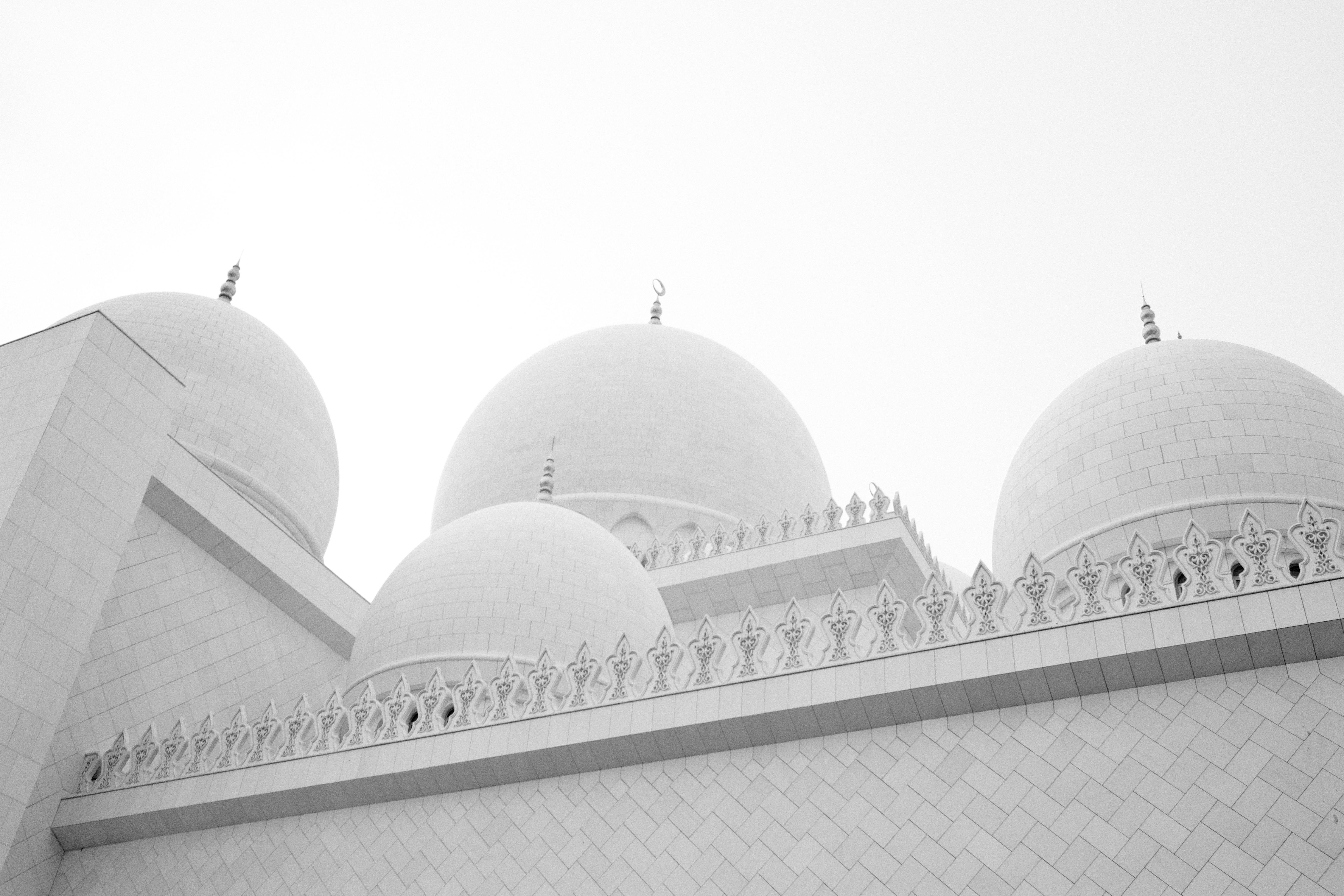 White Wall and Domes of Sheikh Zayed Grand Mosque · Free Stock Photo