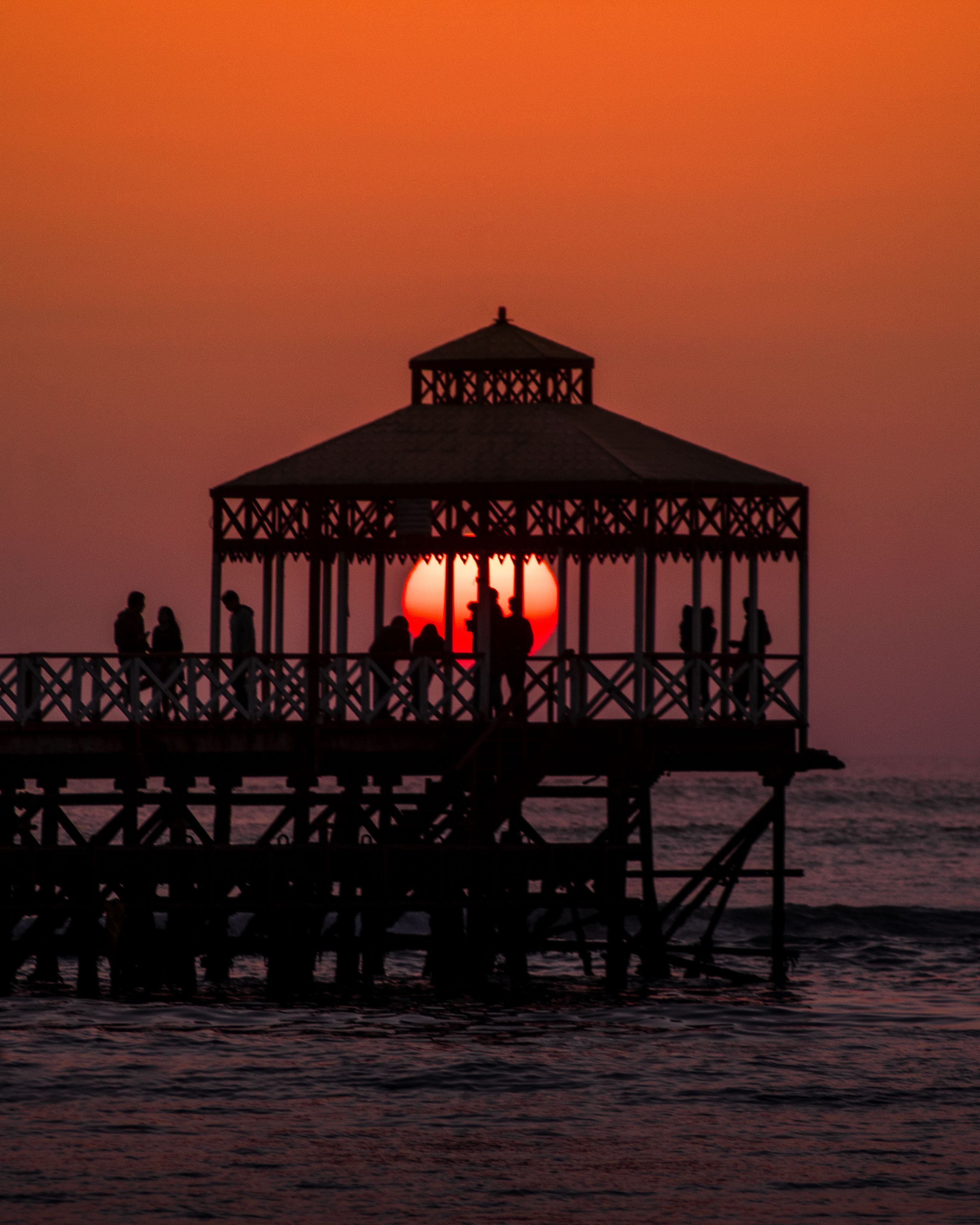 Muelle En La Orilla Del Mar Al Atardecer · Foto de stock gratuita