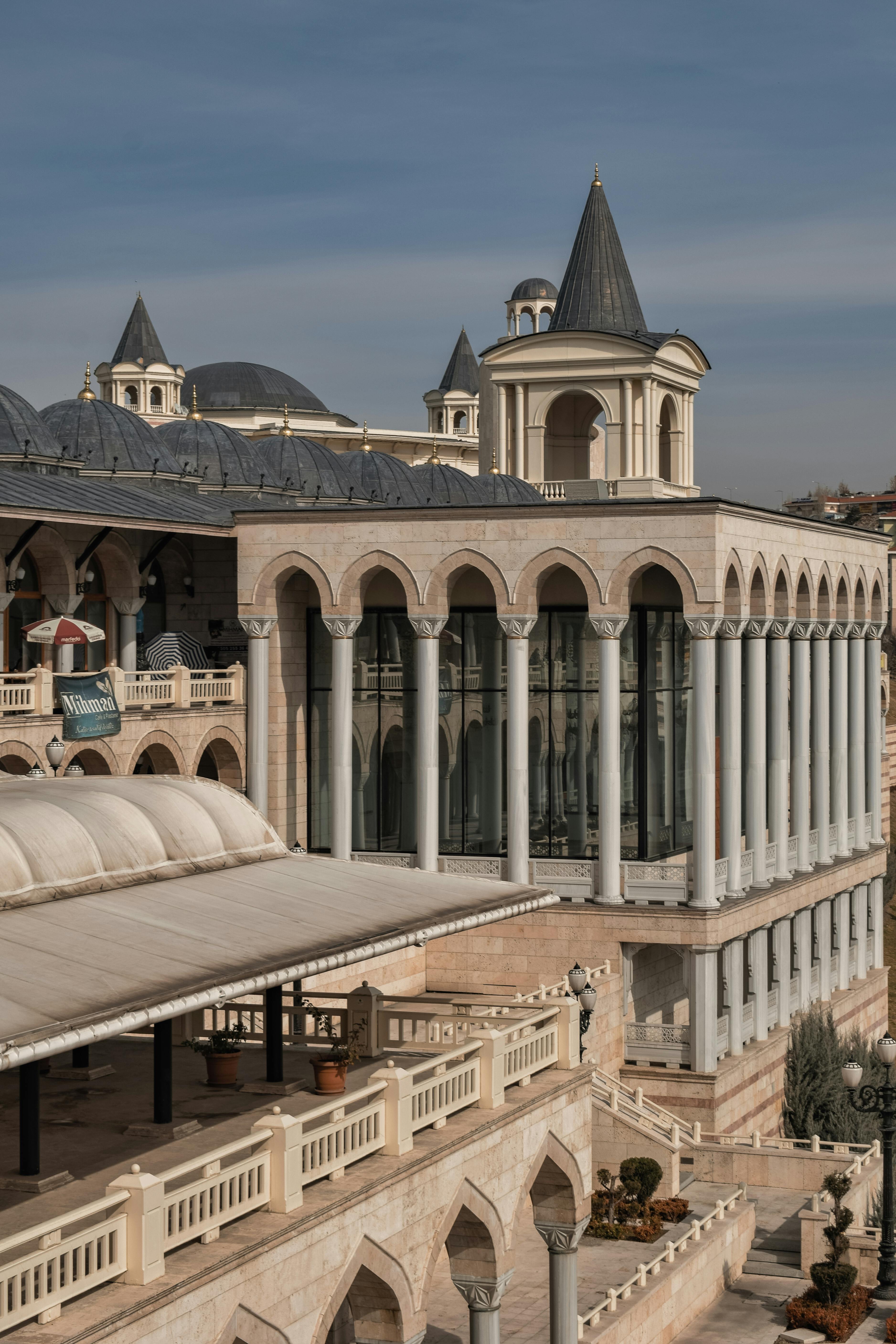 Building with Colonnade and Tower in City · Free Stock Photo