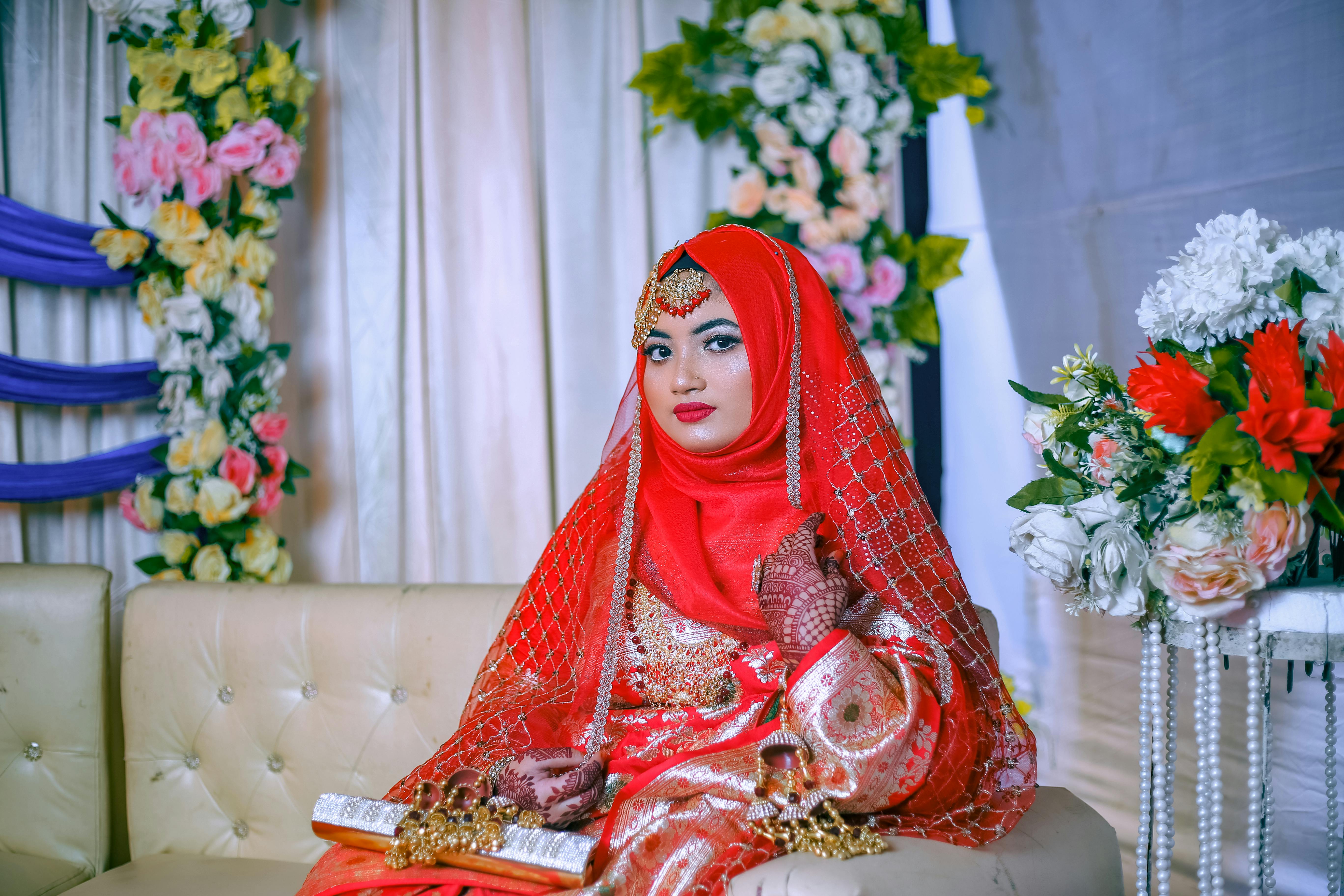 Young Woman in Sari and Chundari · Free Stock Photo