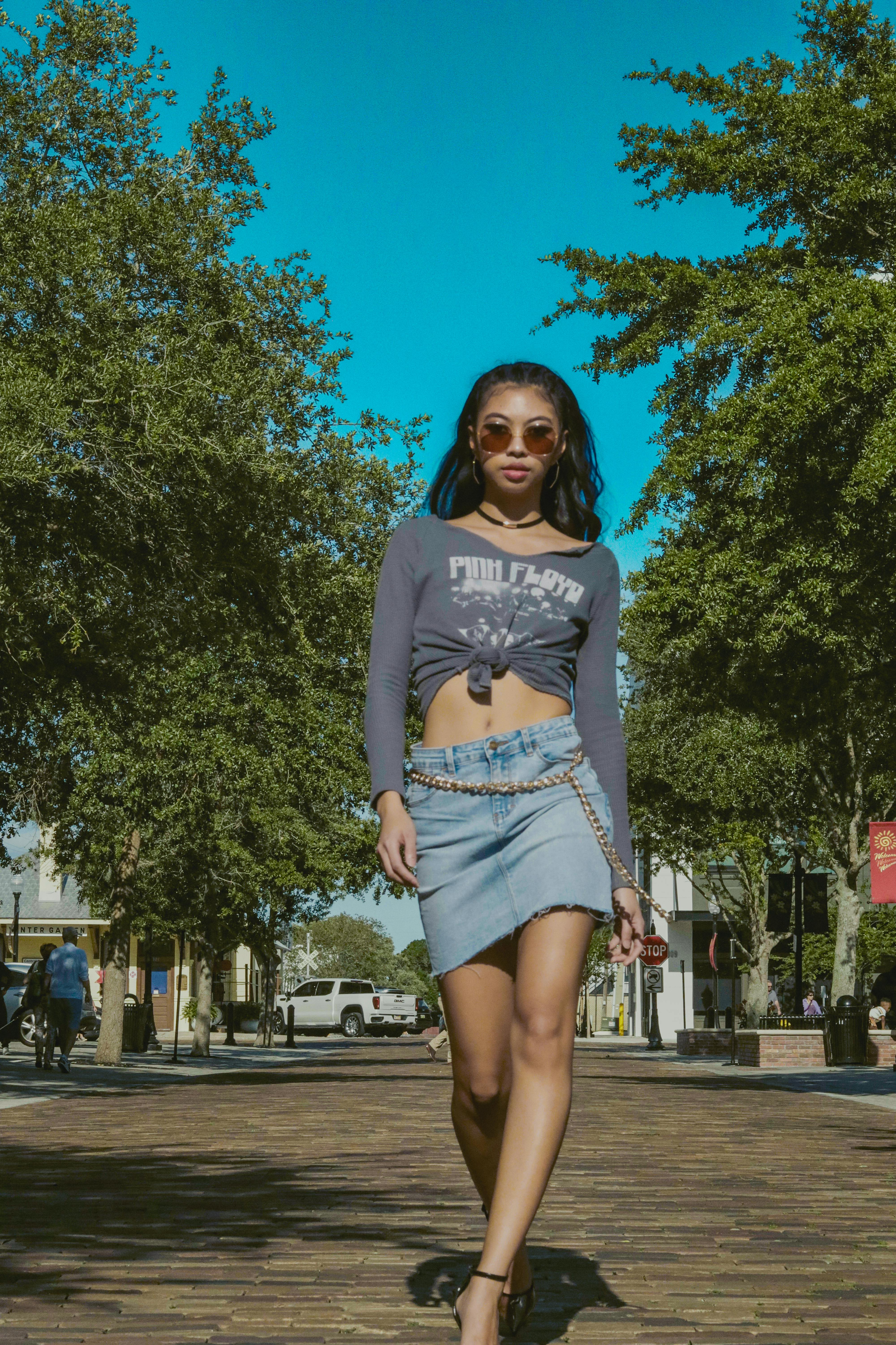 Women Wearing Jeans Walking Photos, Download The BEST Free Women ...