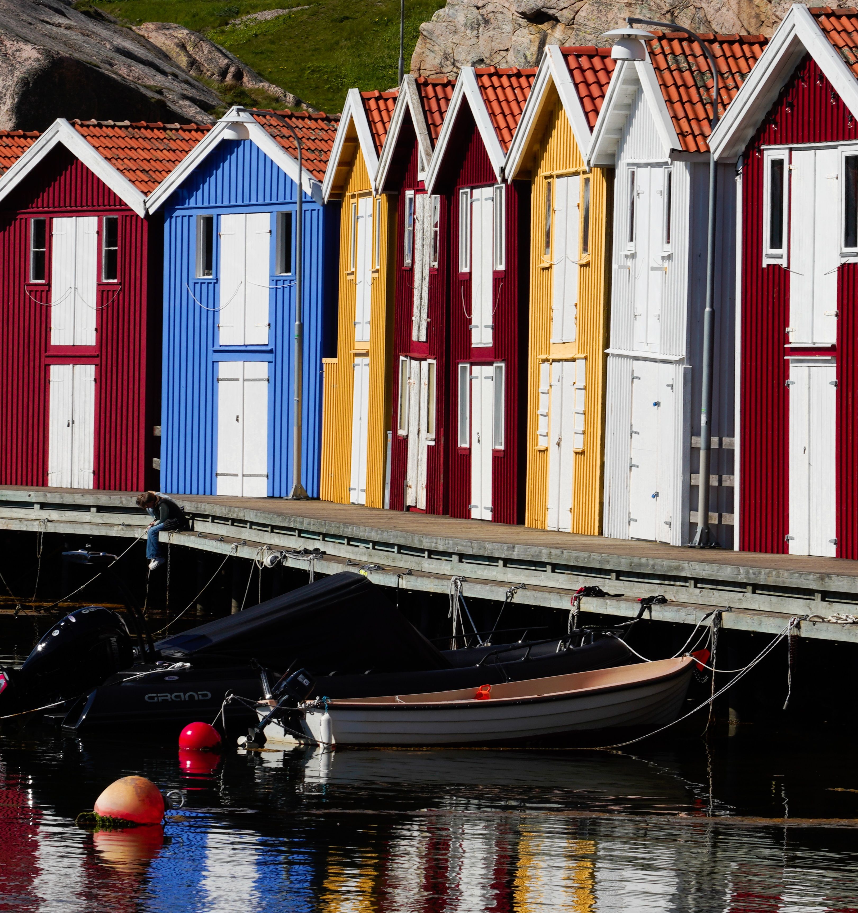 Beach Huts by the Water · Free Stock Photo