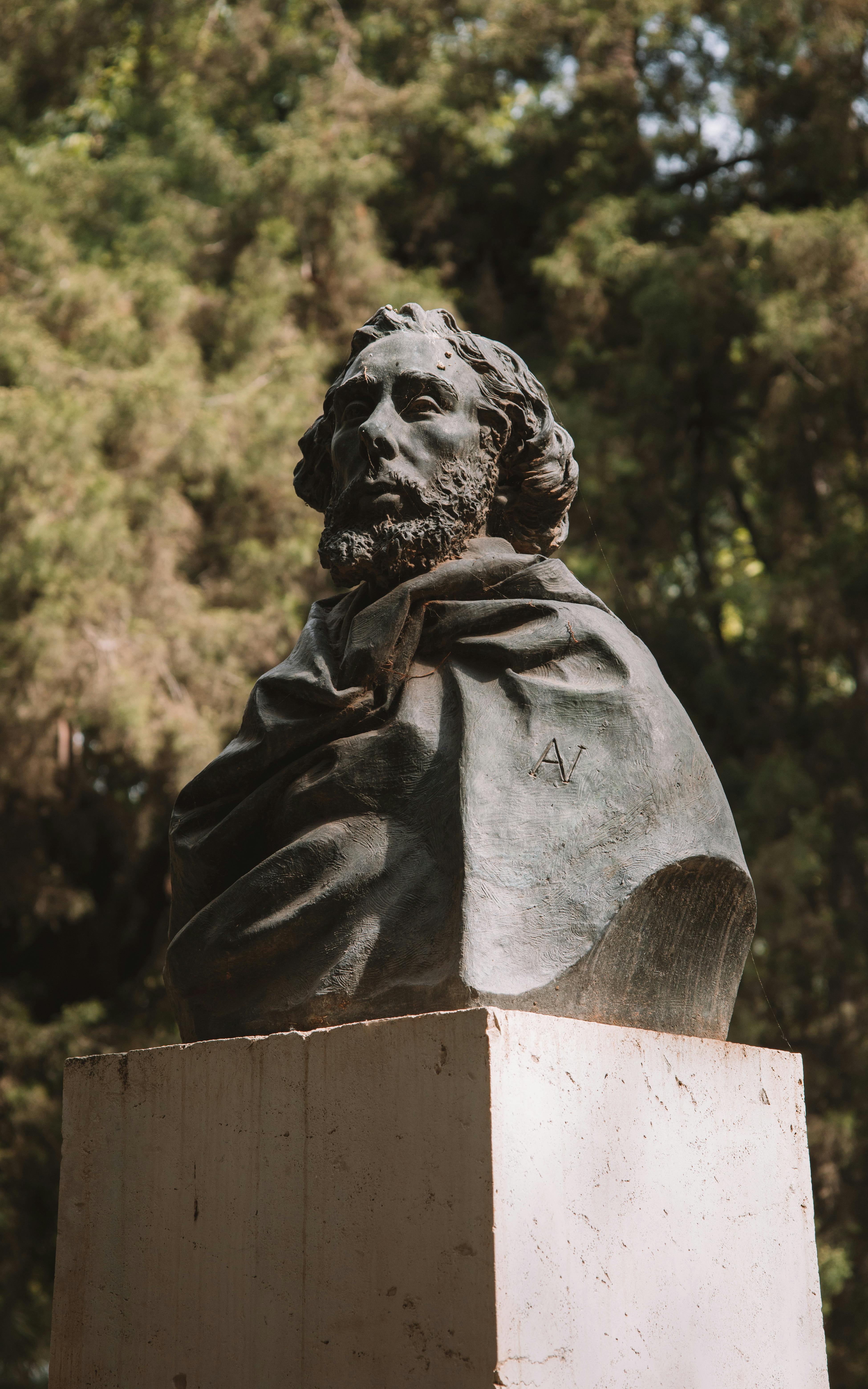 Bust on Columns near Wall in Room · Free Stock Photo