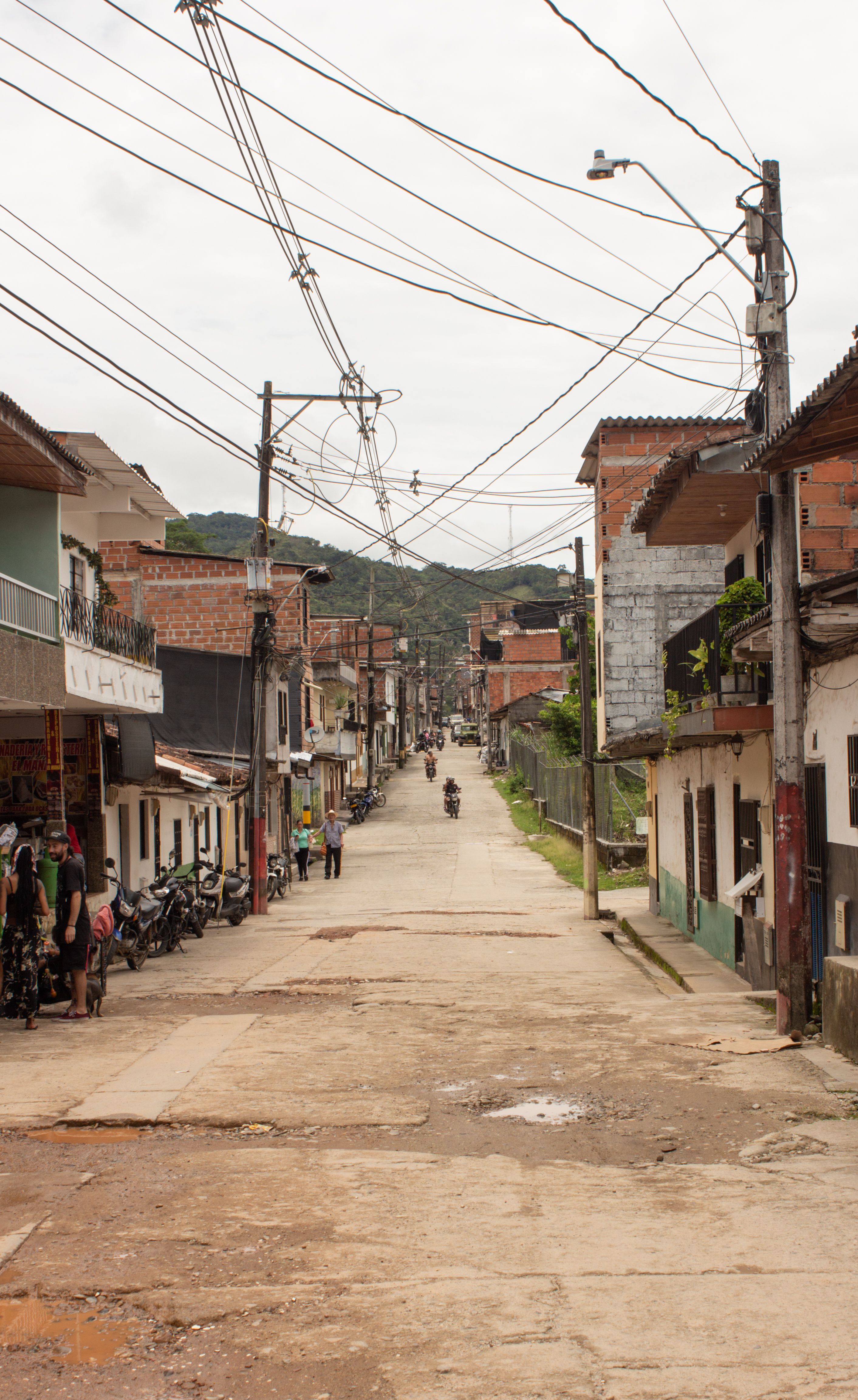 Cables Eléctricos Sobre Calles De La Ciudad · Foto de stock gratuita