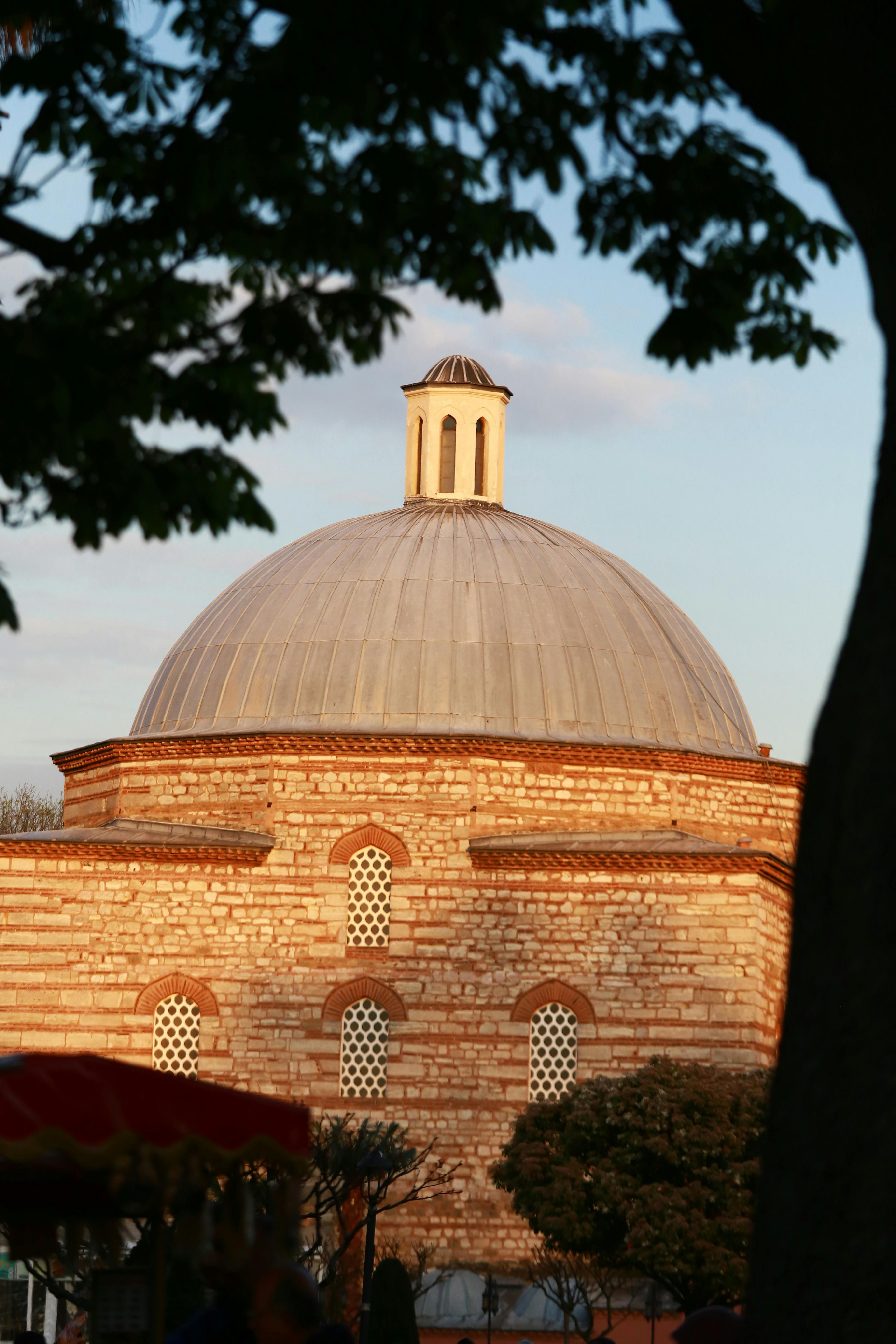 Mosque with Dome and Minaret · Free Stock Photo