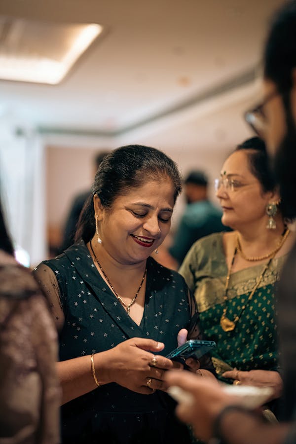 Indian People Using Phones Photos, Download The BEST Free Indian People ...