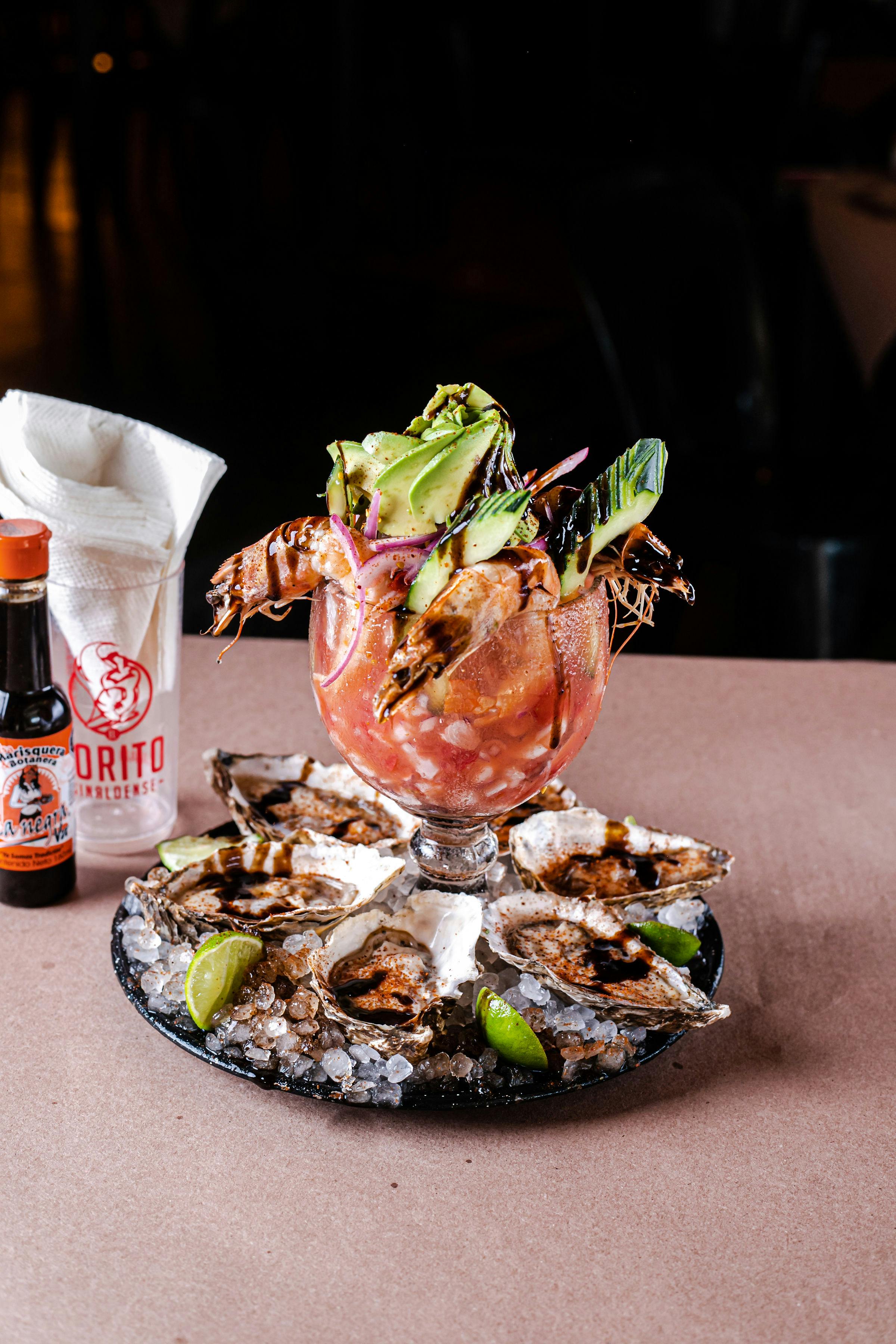 Mariscos En Vaso Y Plato · Foto de stock gratuita