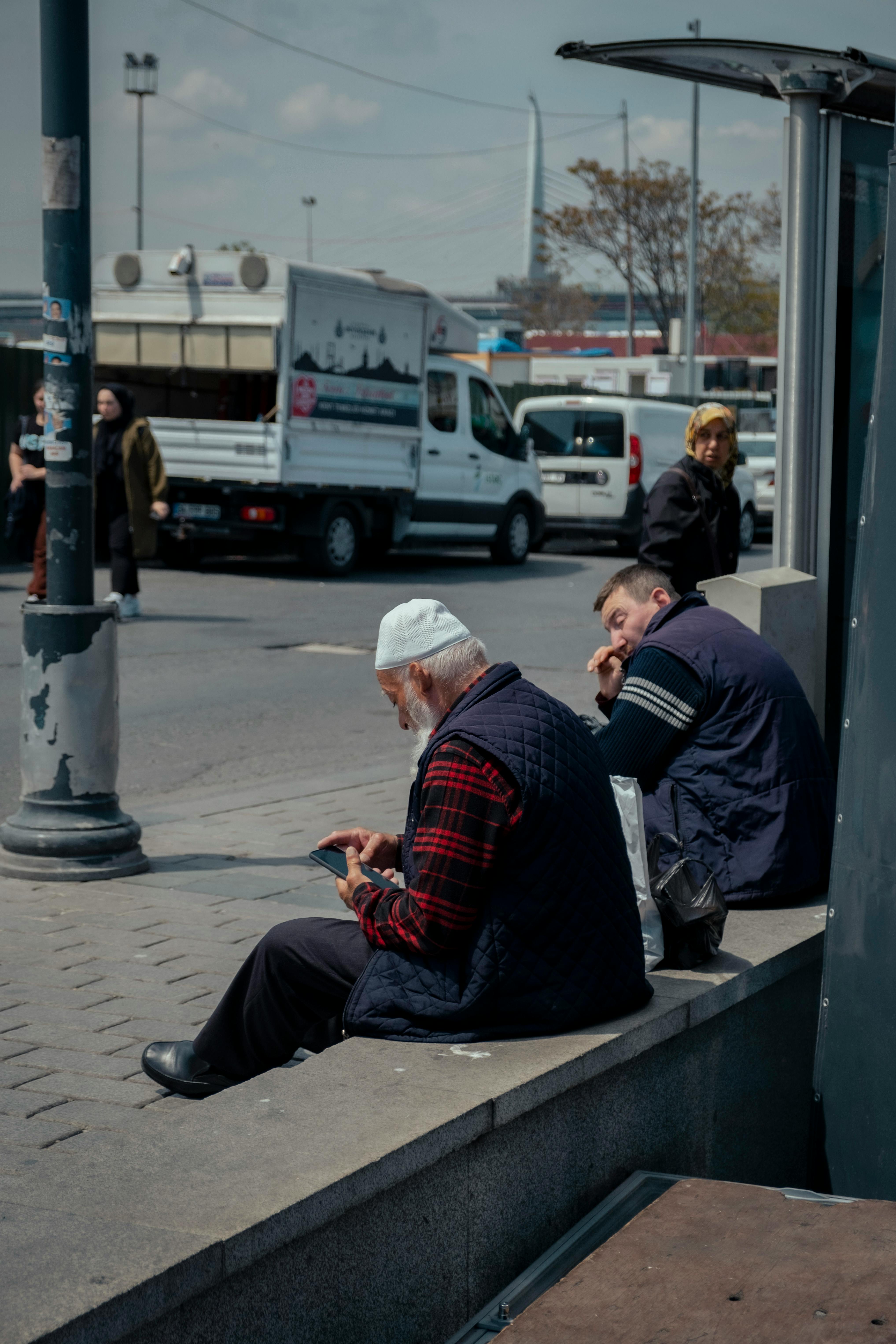 A Bus Stop and an Empty Street · Free Stock Photo
