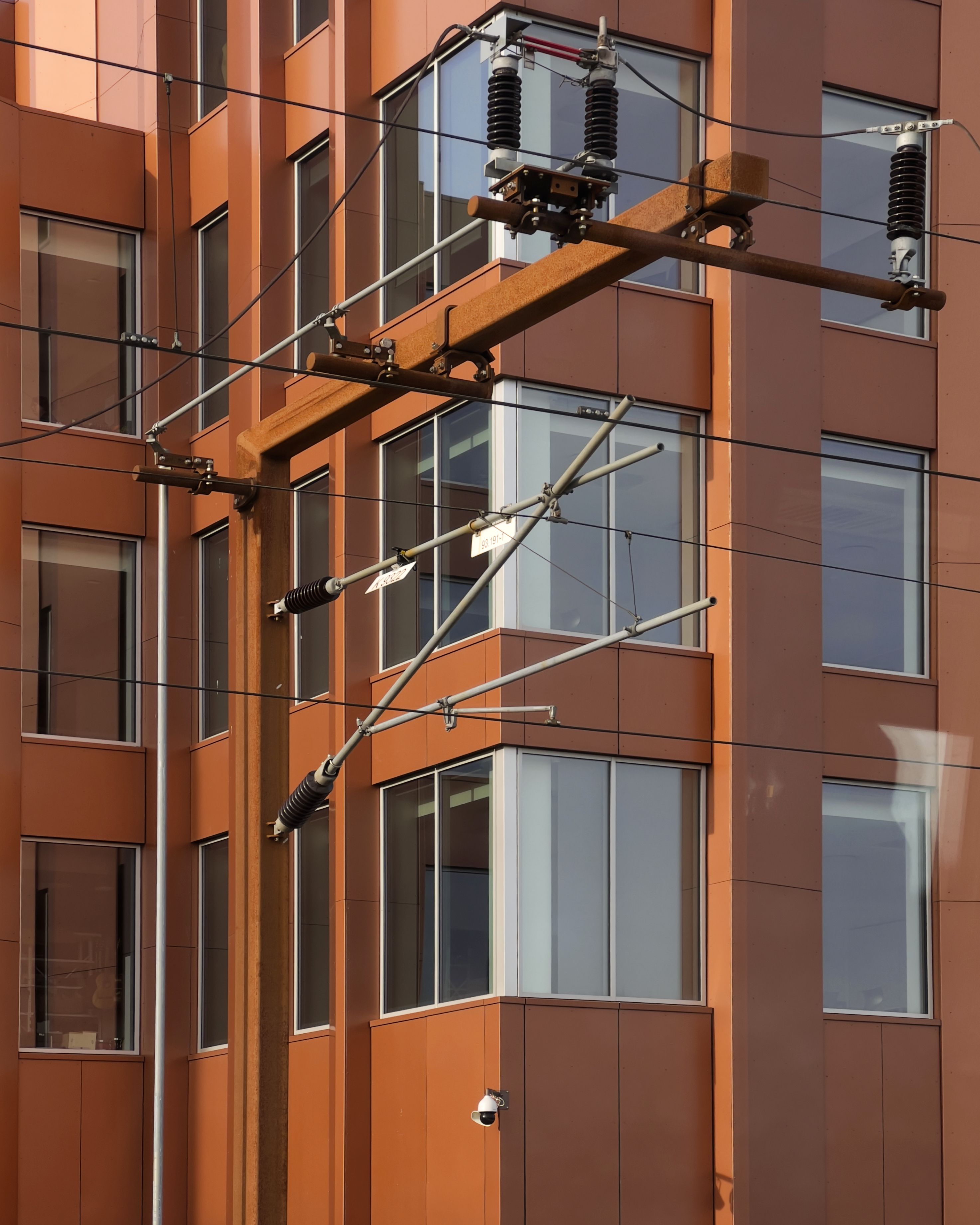 Power Lines and Building behind · Free Stock Photo