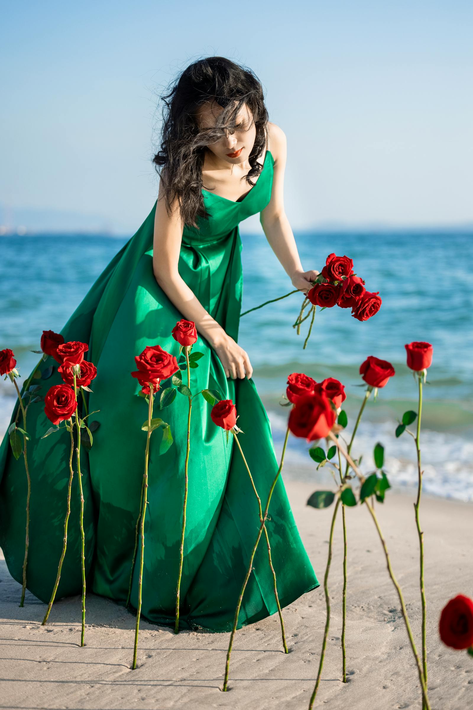 Black Women Holding Roses Photos, Download The BEST Free Black Women ...