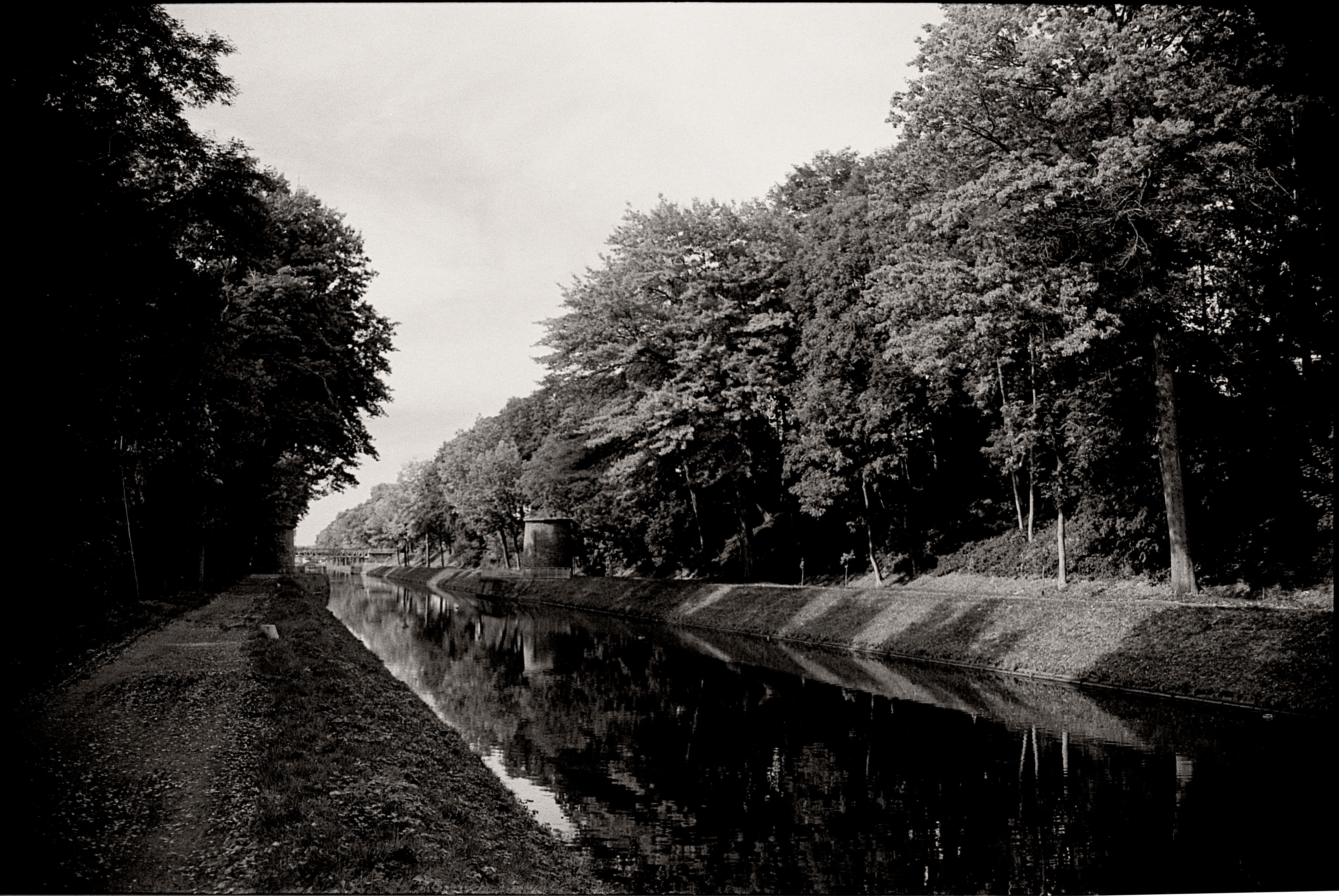 Canal in Black and White · Free Stock Photo
