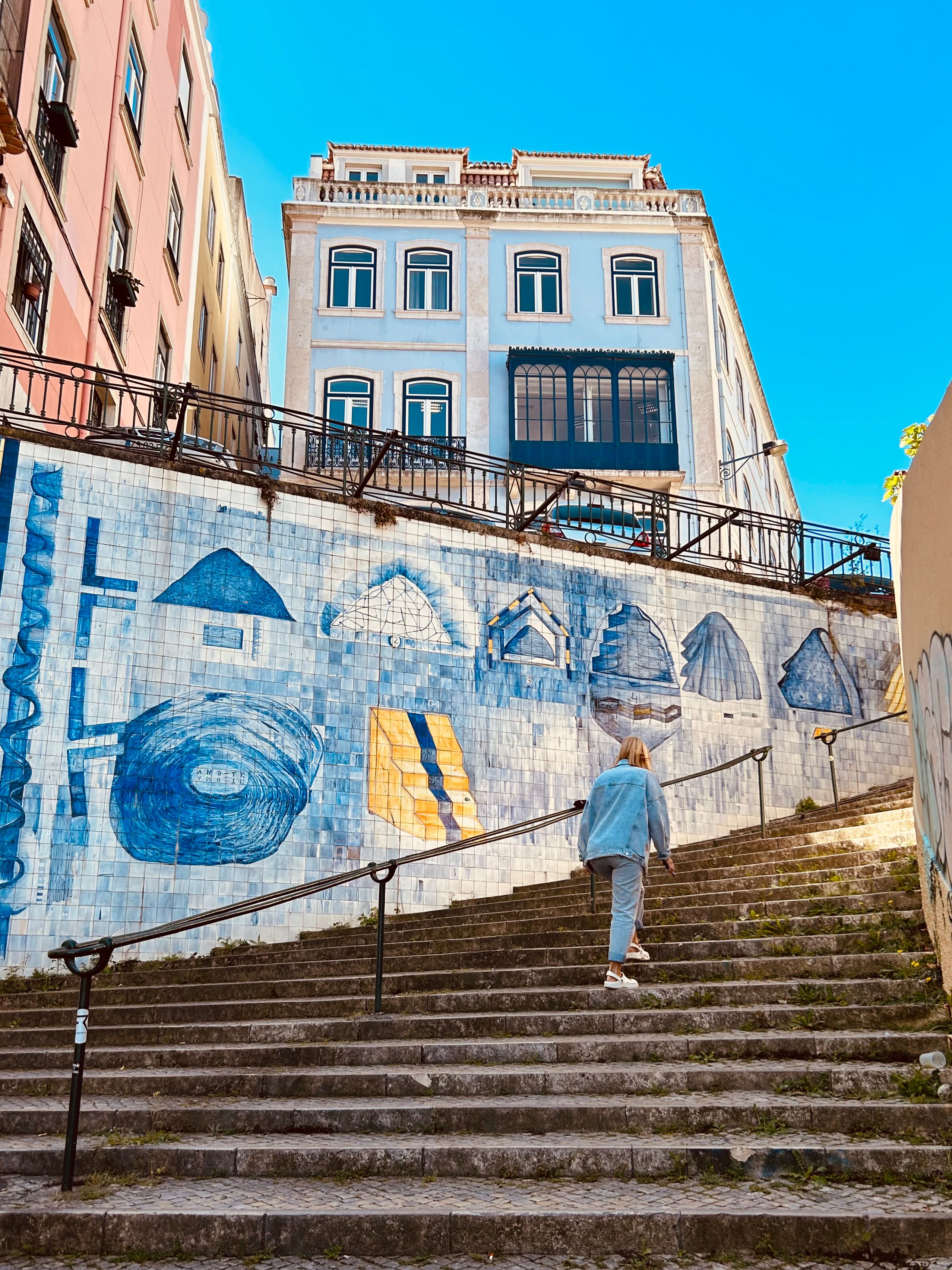 Low Angle Shot of Townhouses, and a Mural by Steps · Free Stock Photo