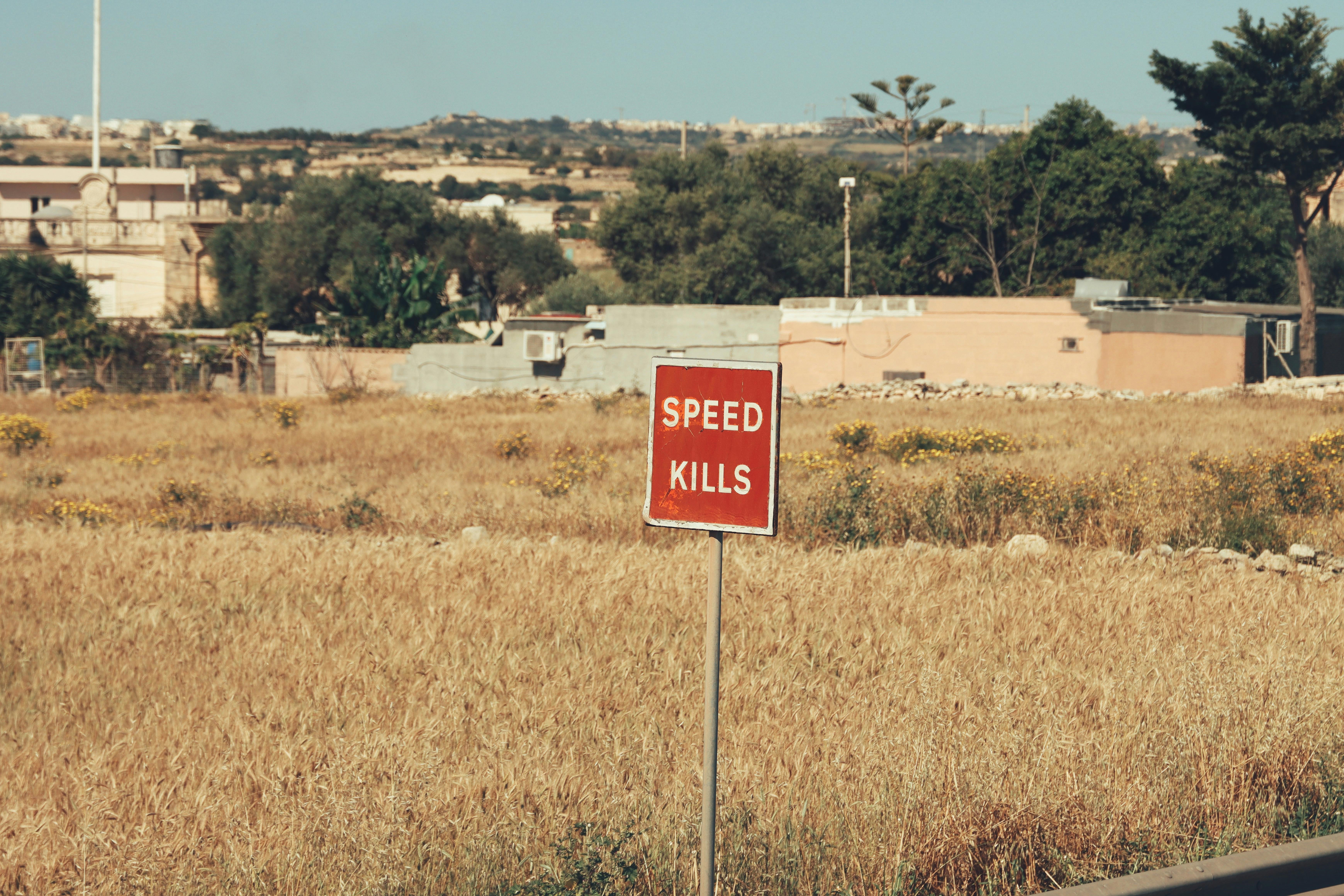 Red and White 10 Km Sign · Free Stock Photo