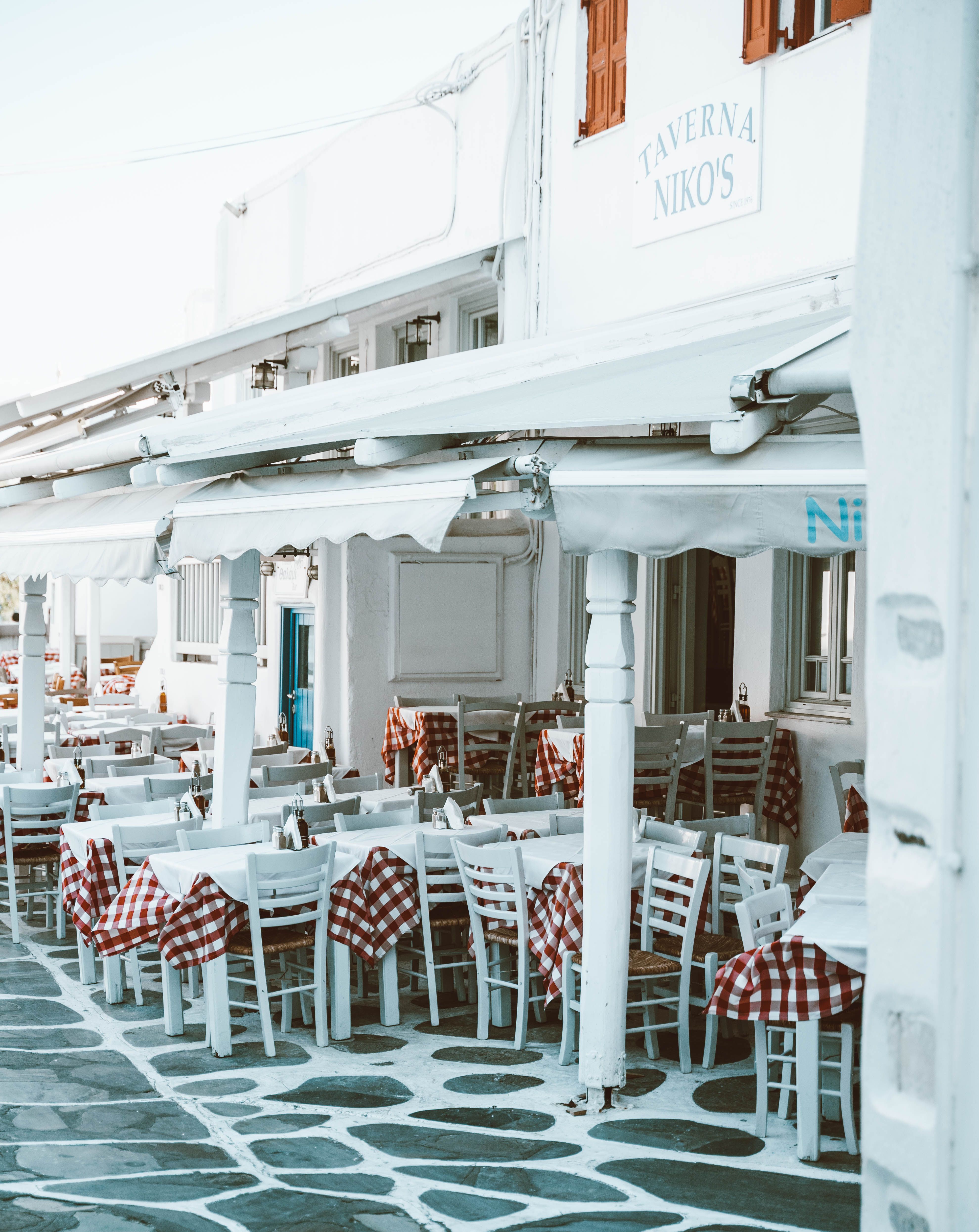 White Tables Photos, Download The BEST Free White Tables Stock Photos ...