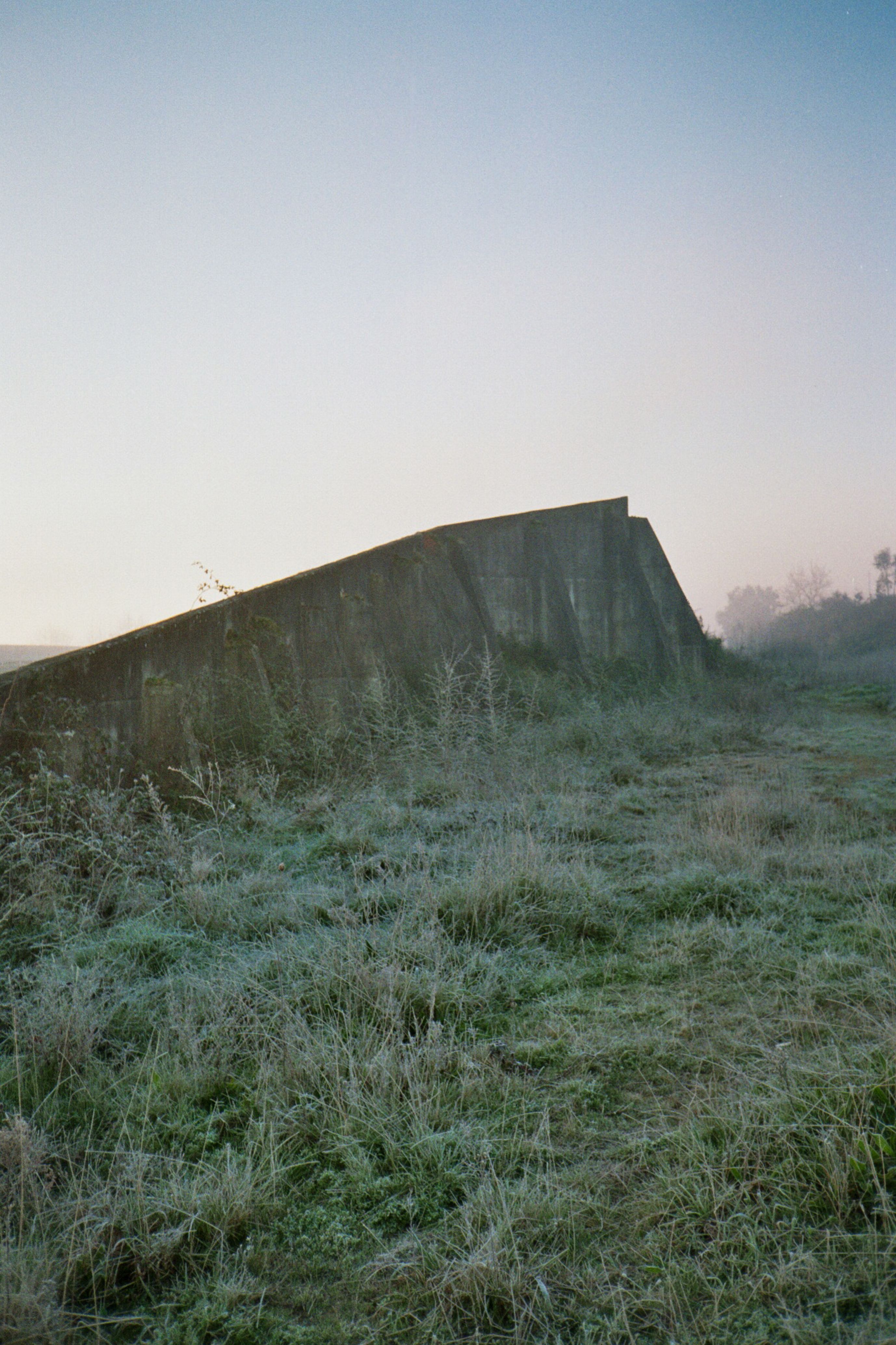 A Building in a Field · Free Stock Photo