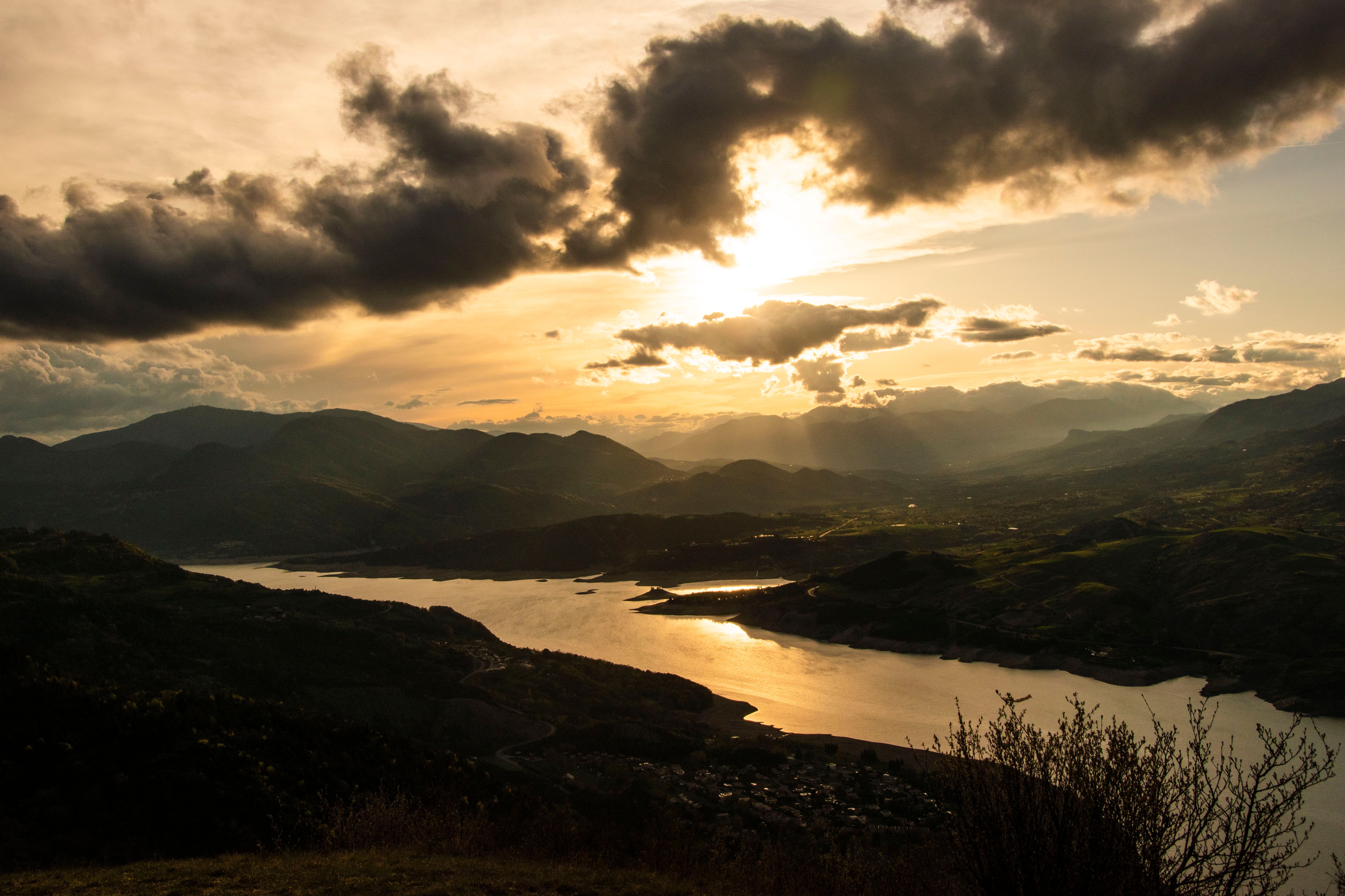 Mountain during Golden Hour · Free Stock Photo