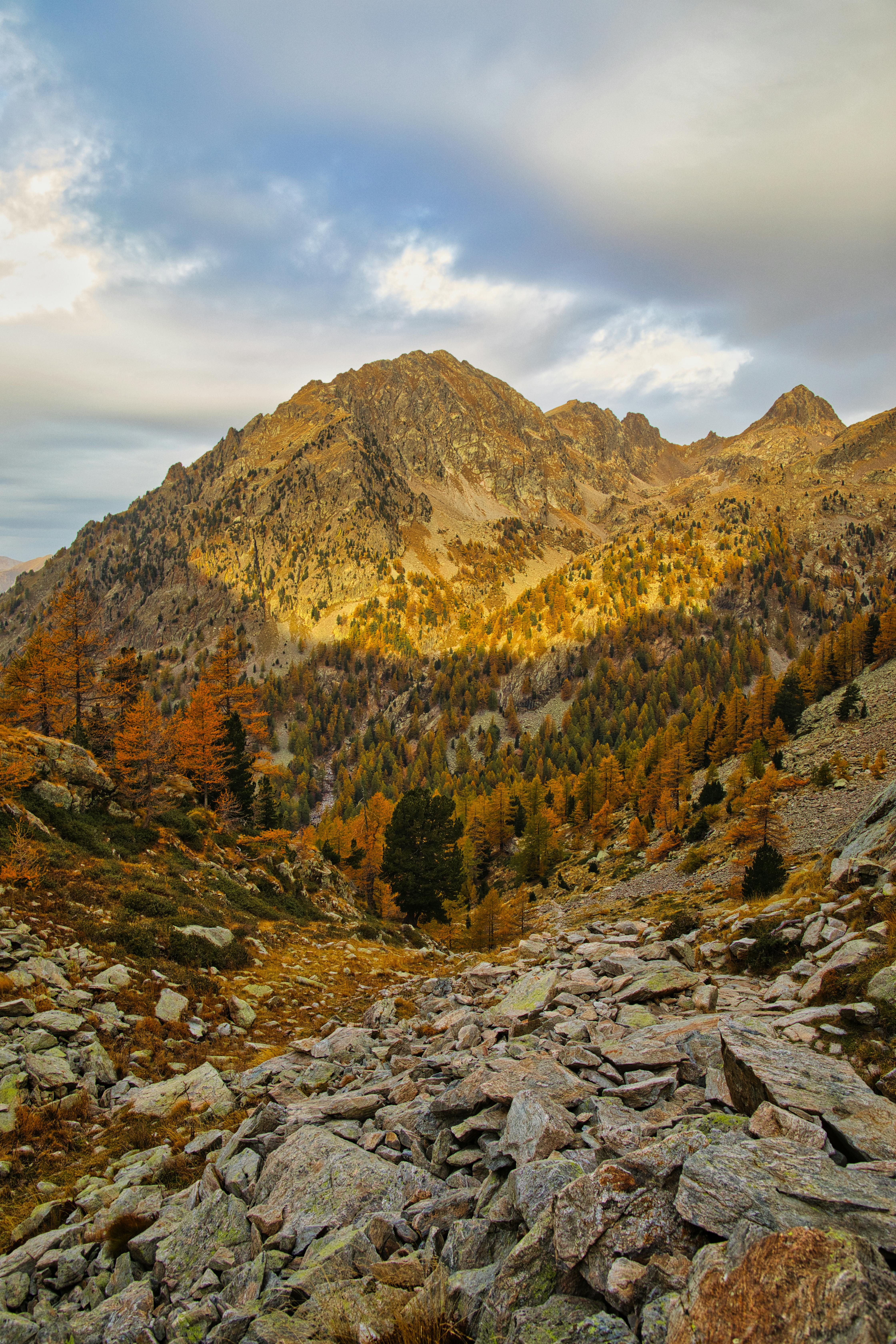 Un panorama magique de montagne dans les tons orangés de l'automne ...