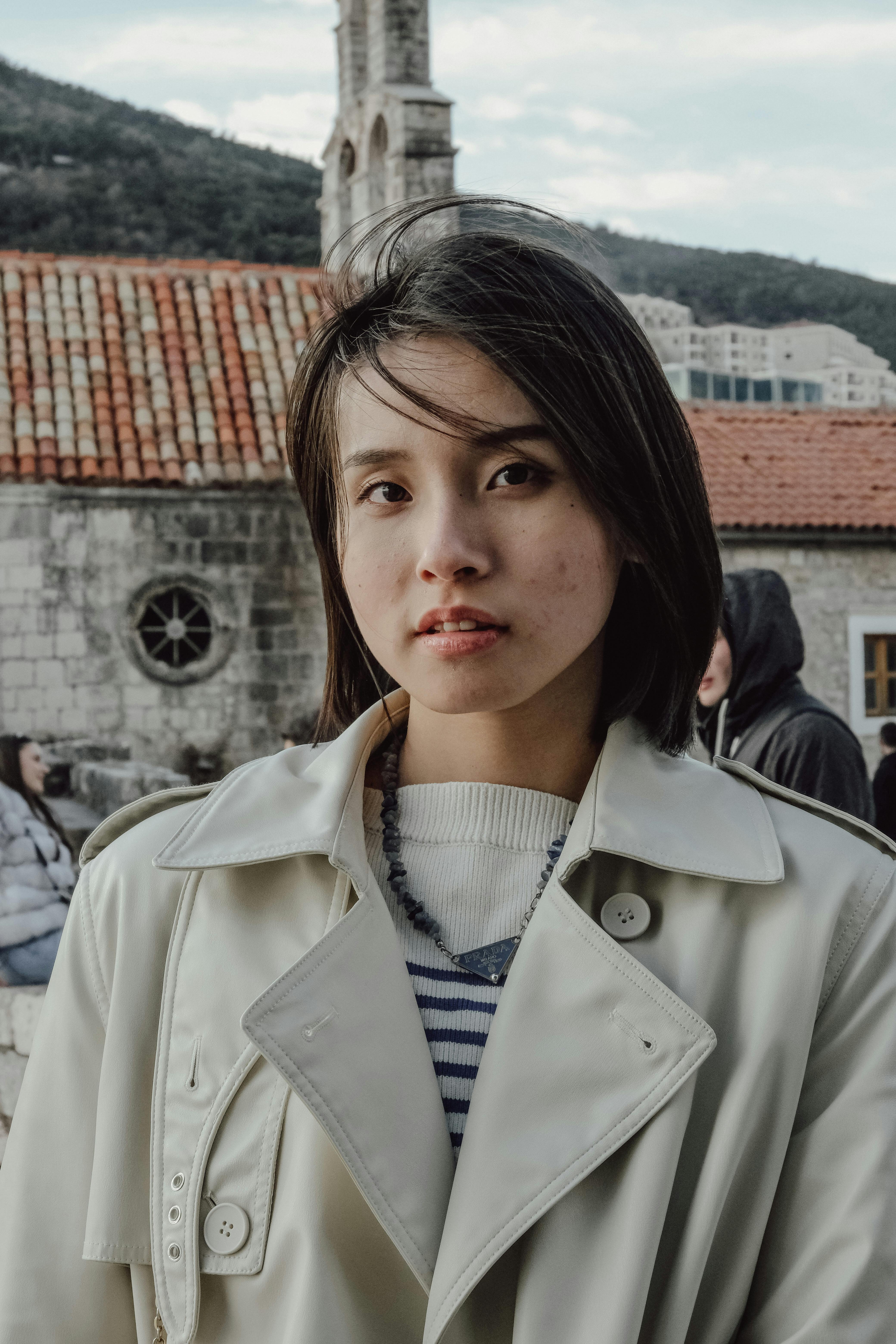 갈색 머리 관광객 도시 소도시 수직 쐈어 스타일 여성 여행 예쁜 젊은 초상화 캐주얼한 컨템포러리 코트 패셔너블한 패션 현대적인에 관한 무료 스톡 사진