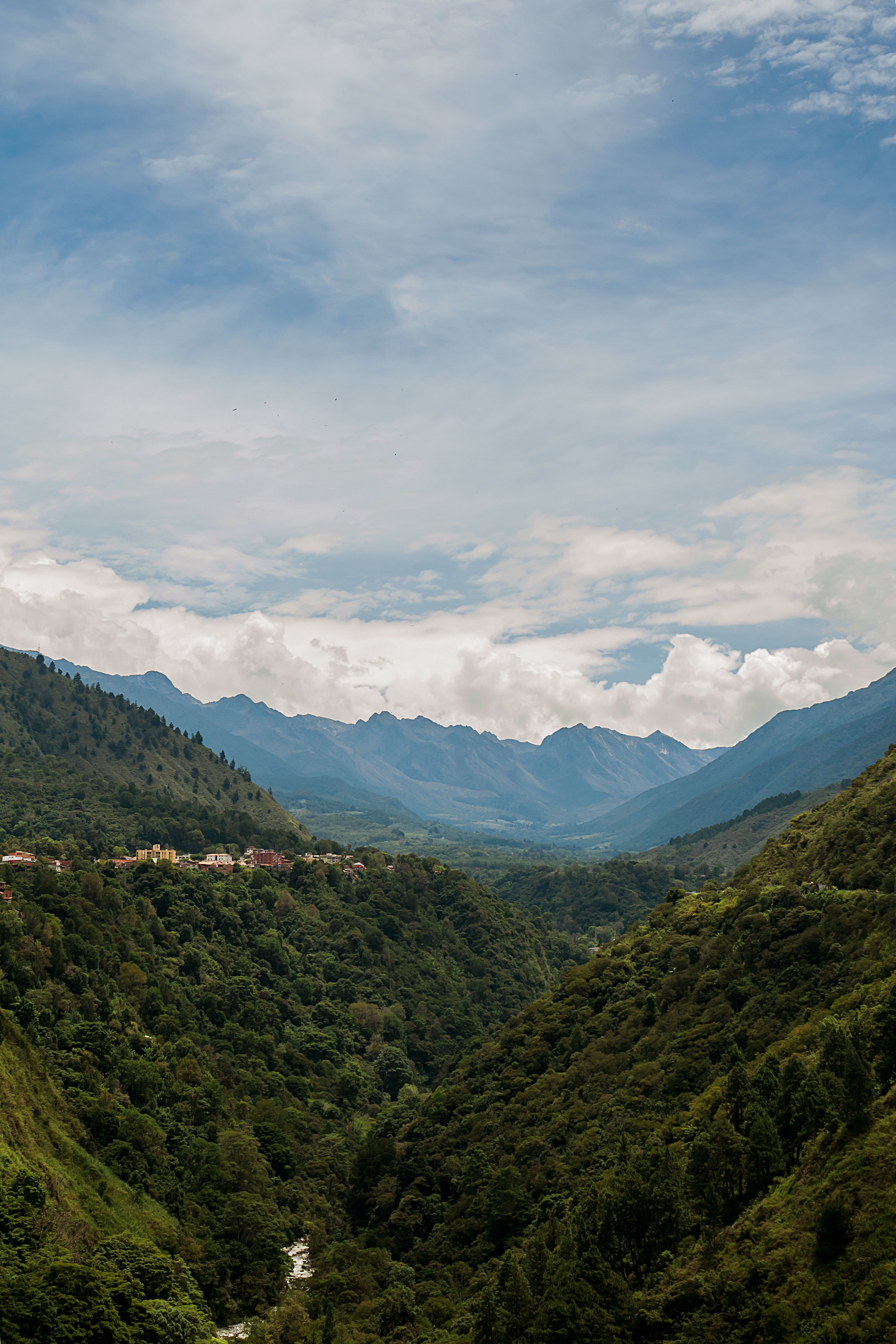 A scenic view of a valley with mountains and trees · Free Stock Photo