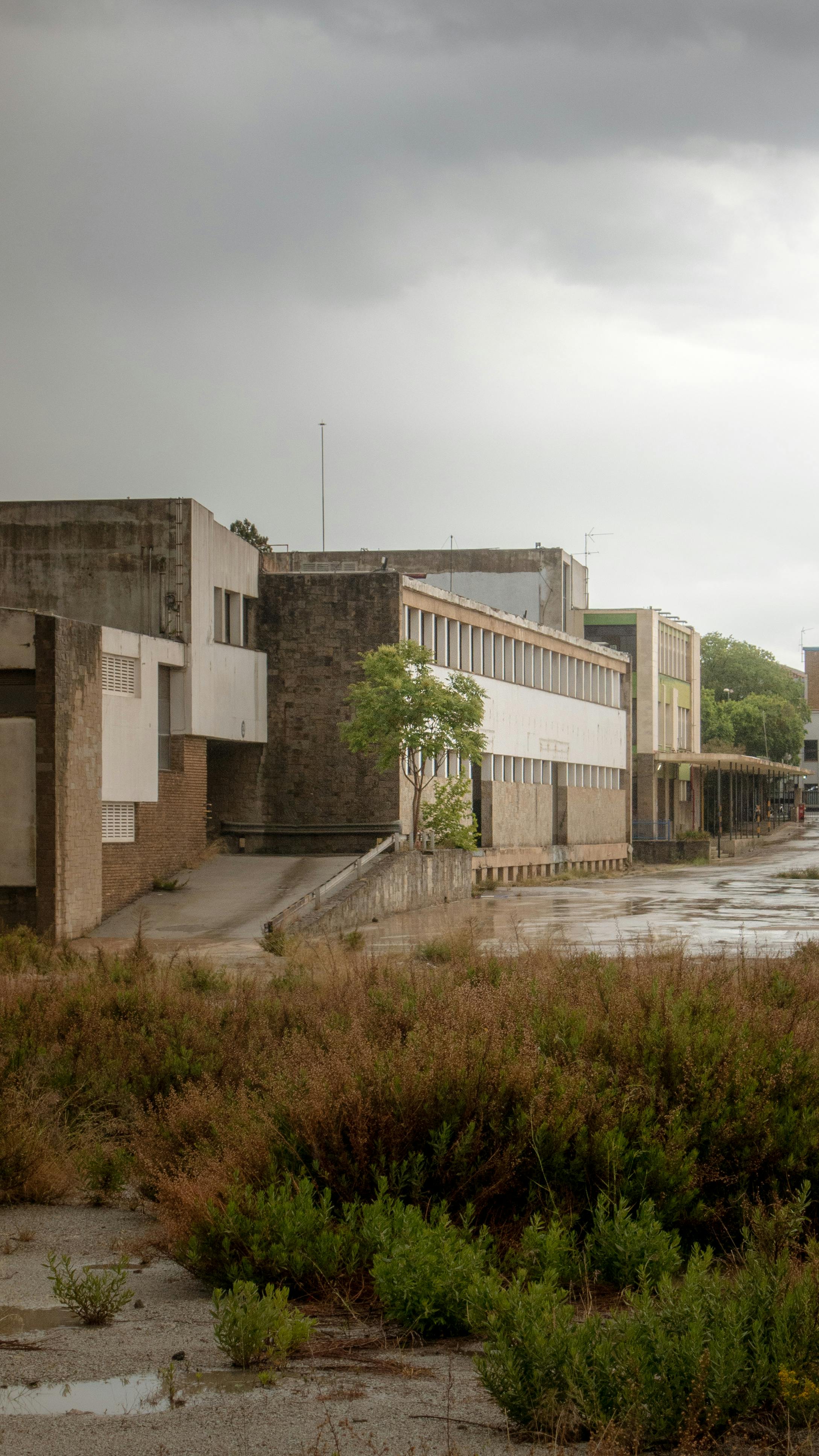 Rain Cloud over Building in Town · Free Stock Photo