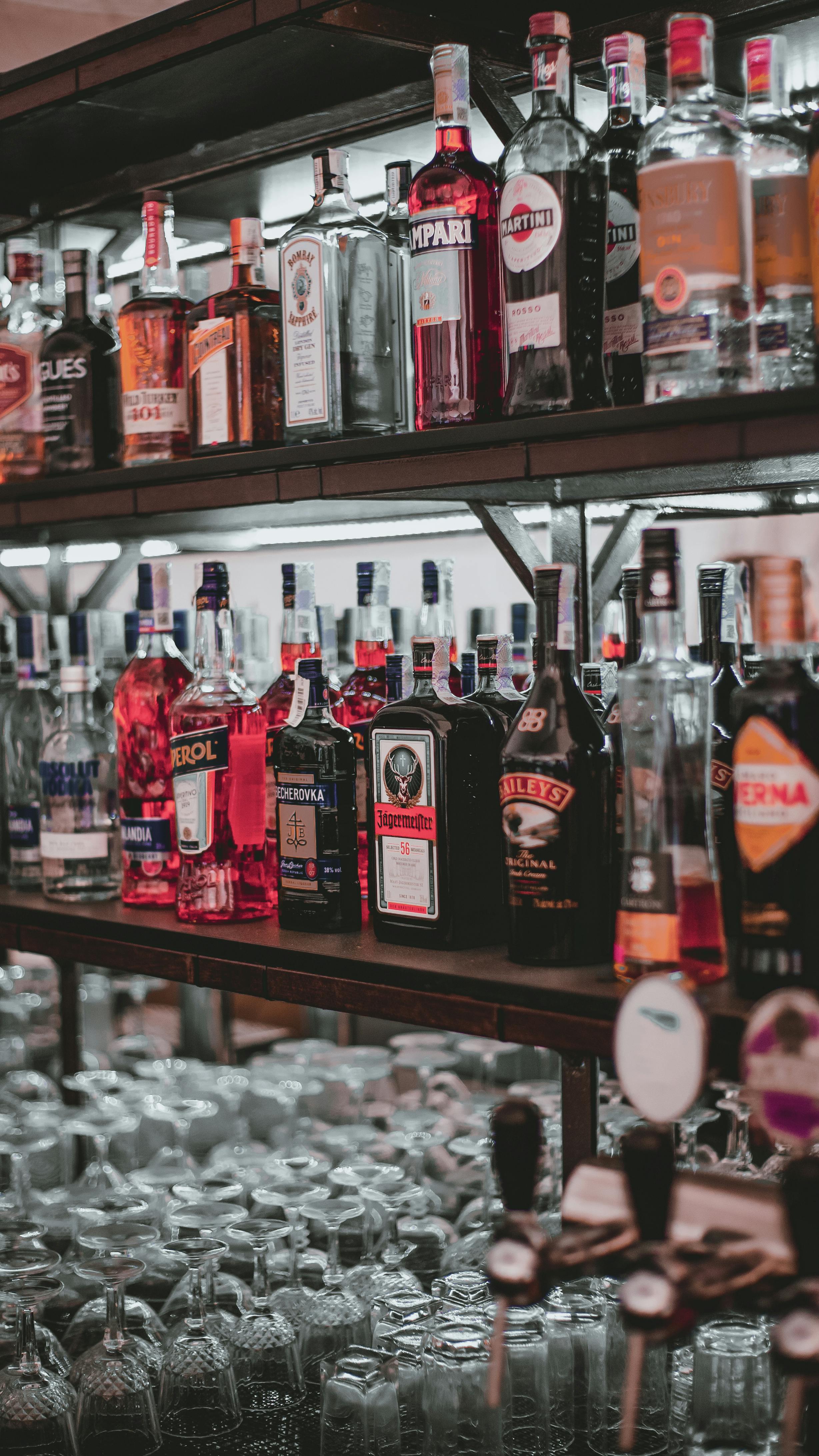 Botol Botol Alkohol Di Rak · Foto Stok Gratis