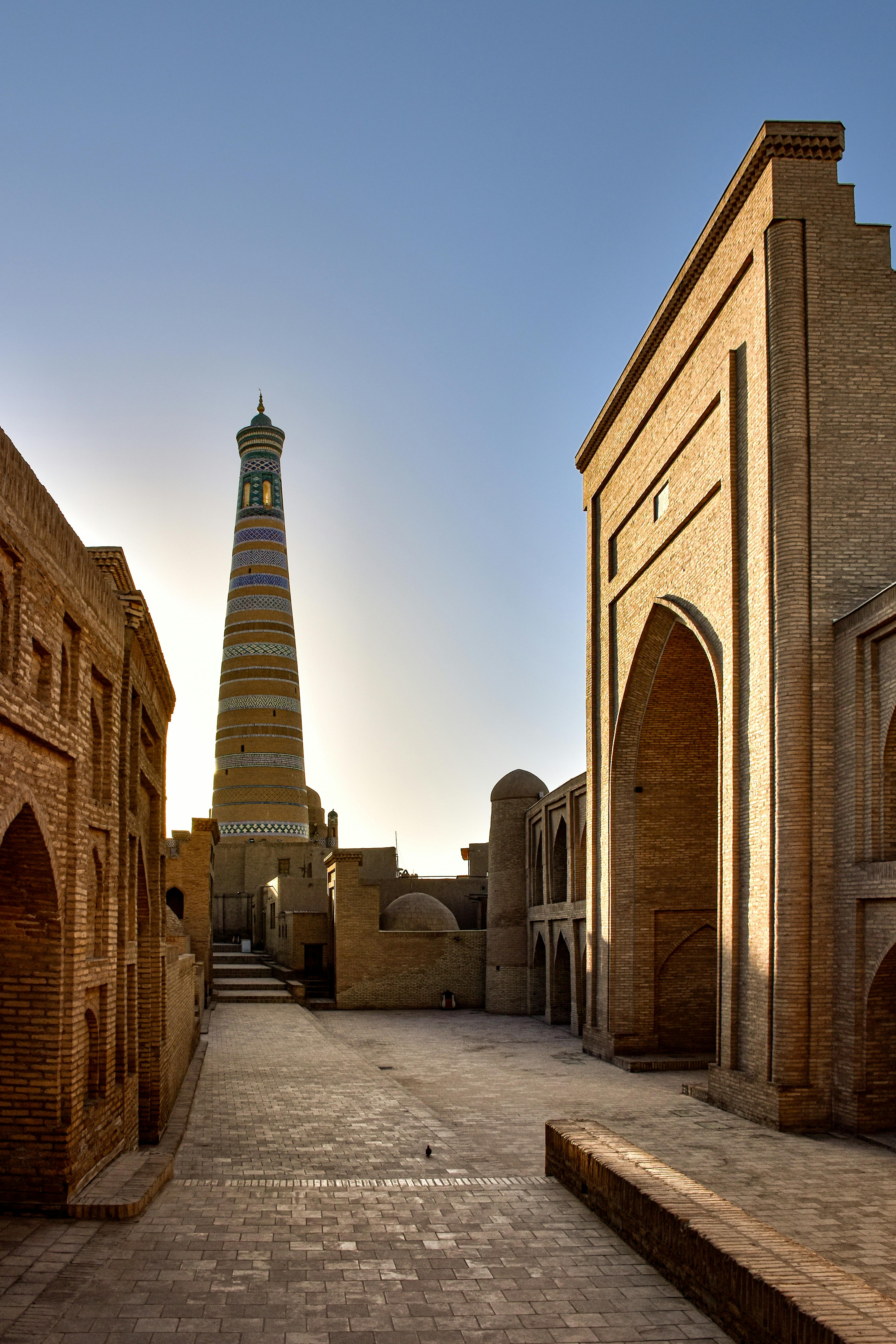 Minaret by the Square in Uzbekistan · Free Stock Photo